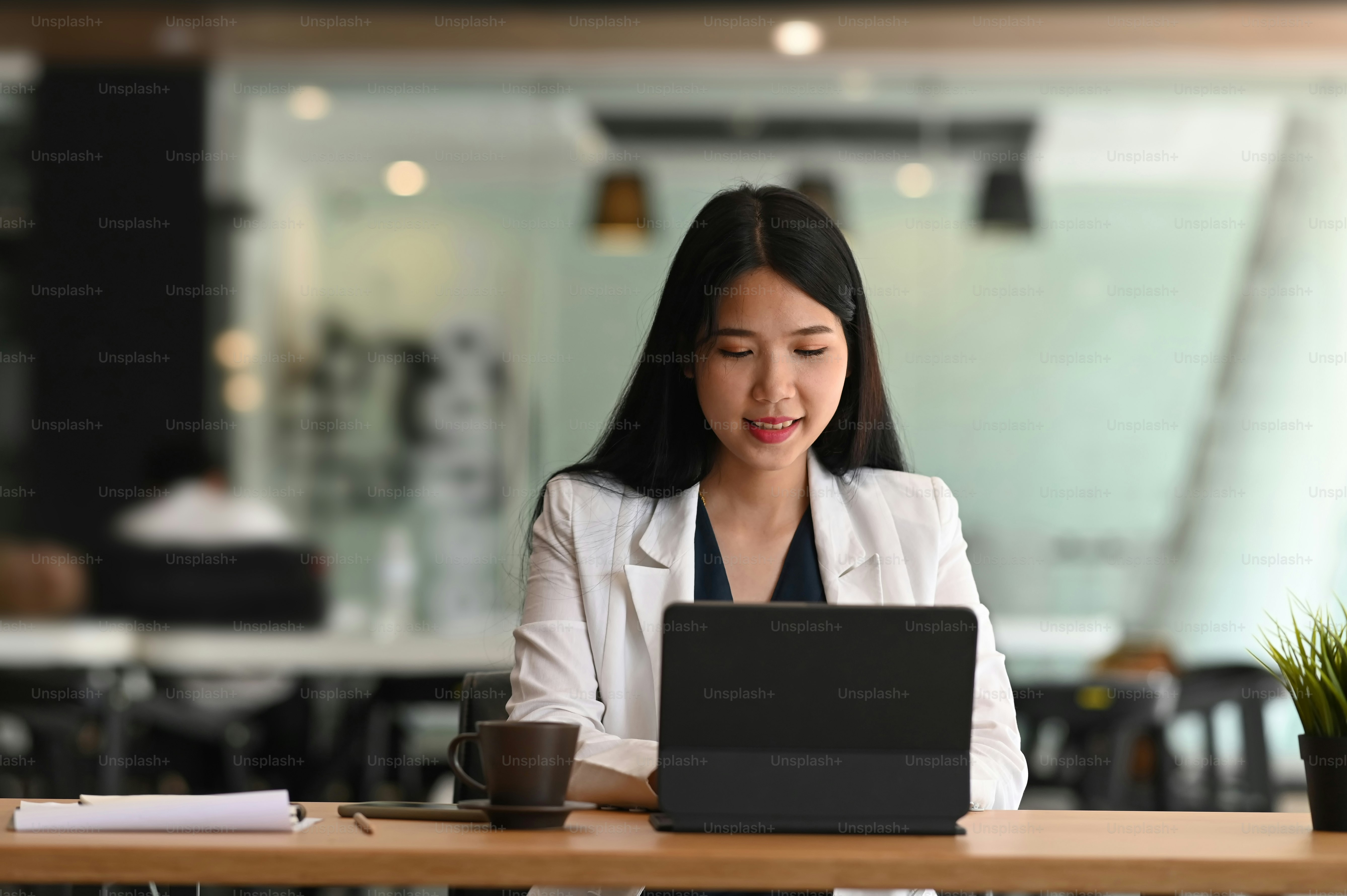 Woman Typing Pictures | Download Free Images on Unsplash