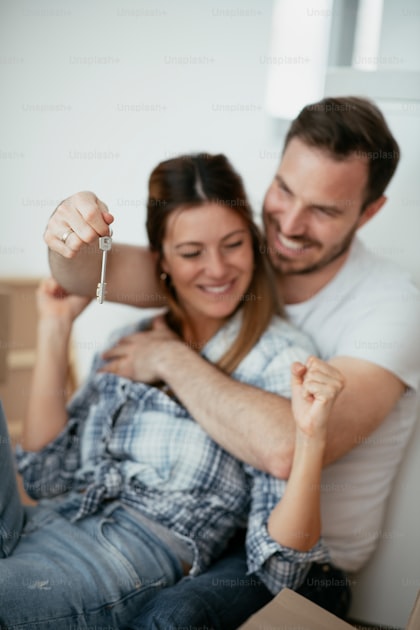 Le Mari Et La Femme Emménagent Dans Lappartement Un Couple Heureux Déballe Ses Affaires Photo