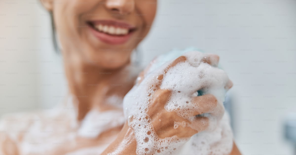 Foto Primer Plano De Una Señora Sonriente Con Una Toallita Espumosa En