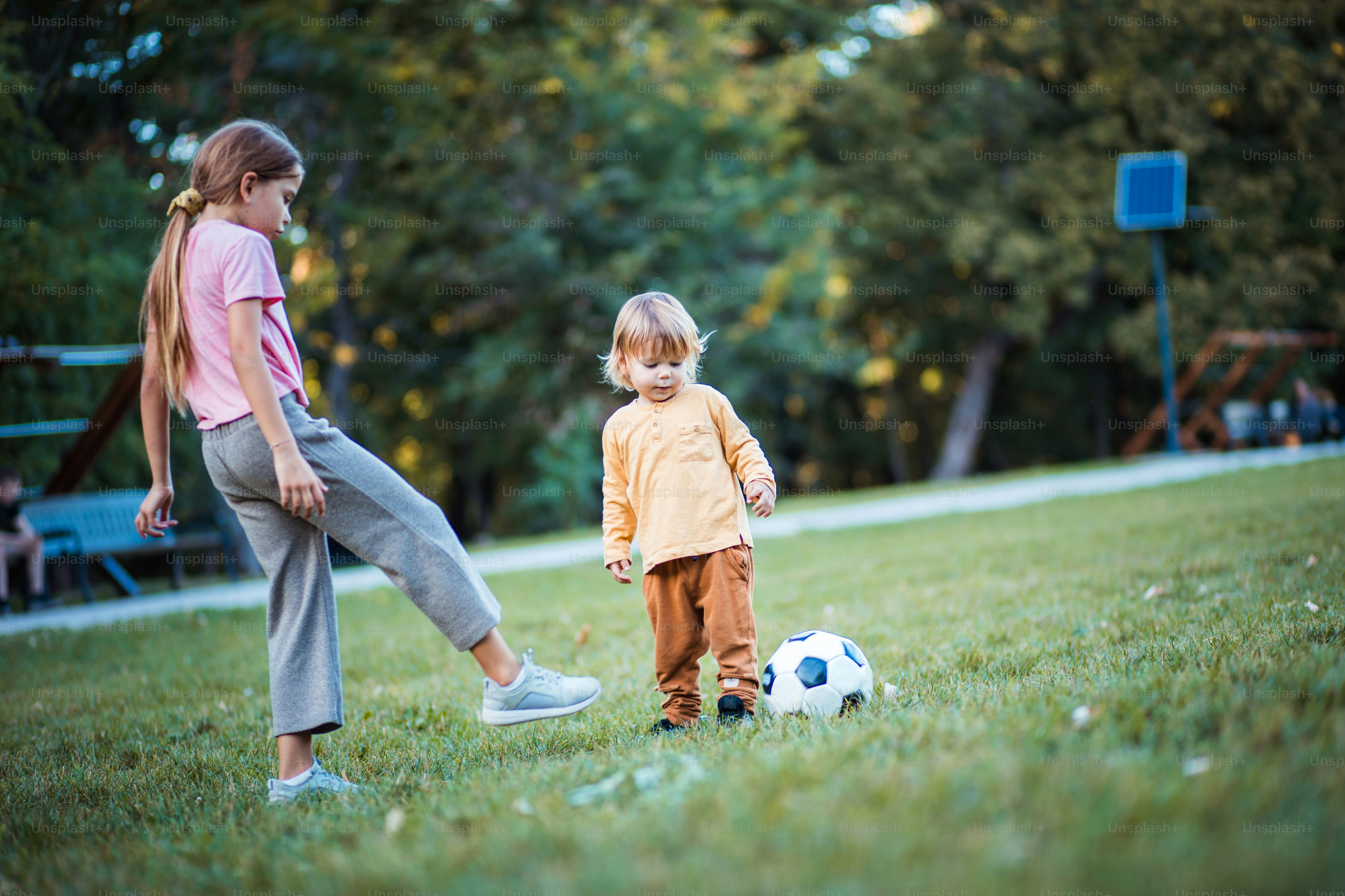 Foto zum Thema Schwester und Bruder spielen Fußball. – Bild zu Sport ...
