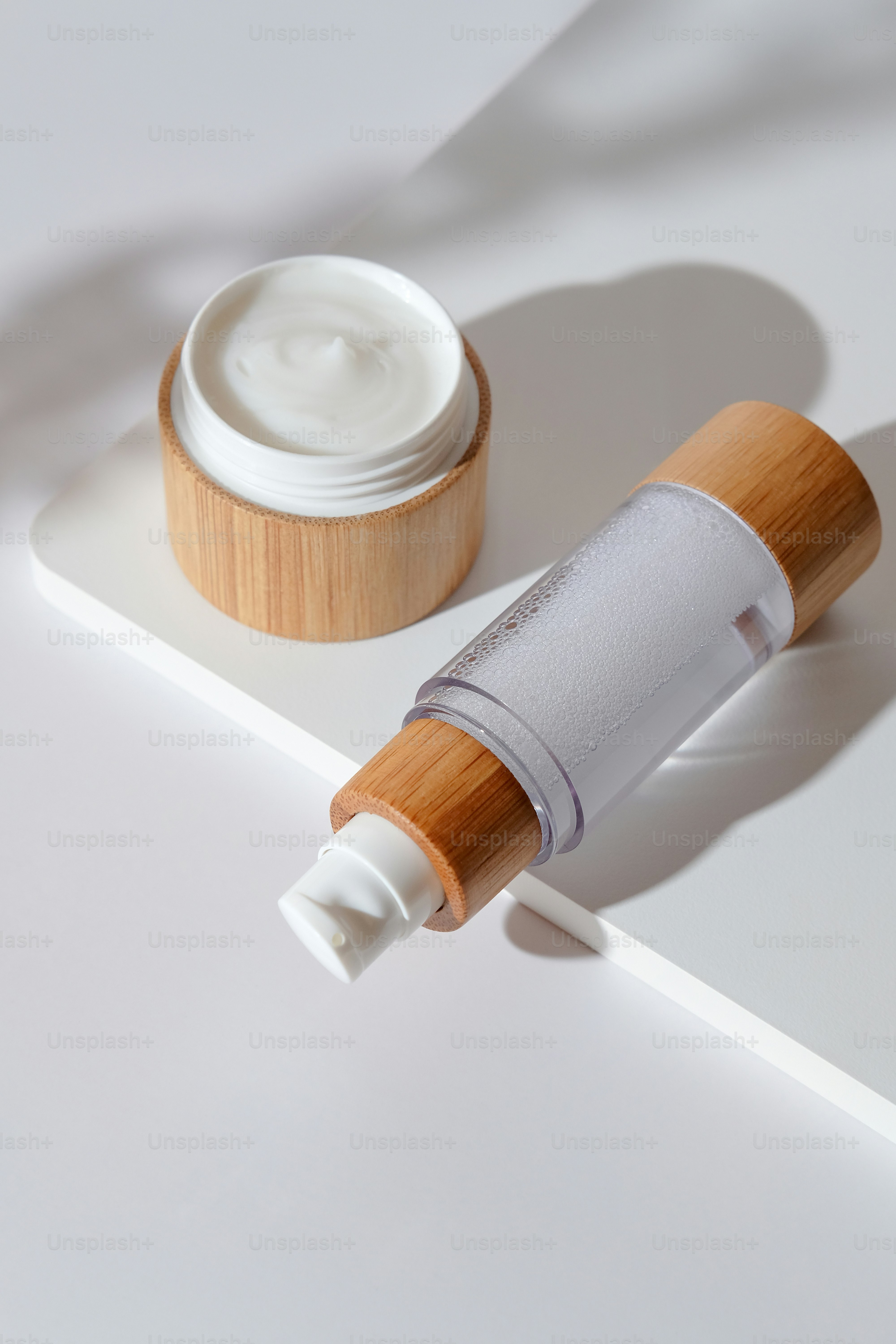 Crème et lotion hydratantes biologiques naturelles dans un emballage ...