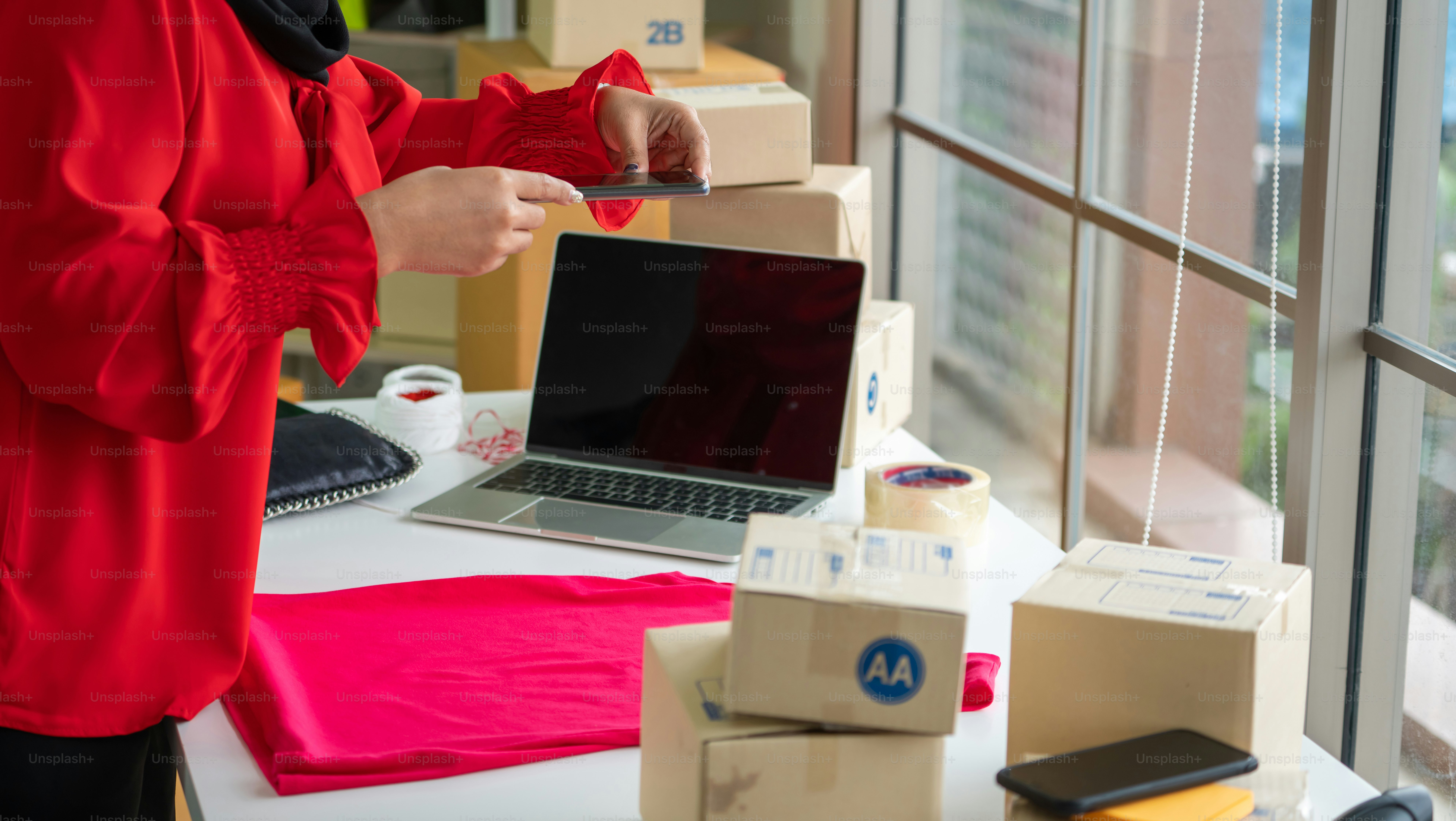 Le vendeur en ligne travaille à domicile et emballe la boîte de ...
