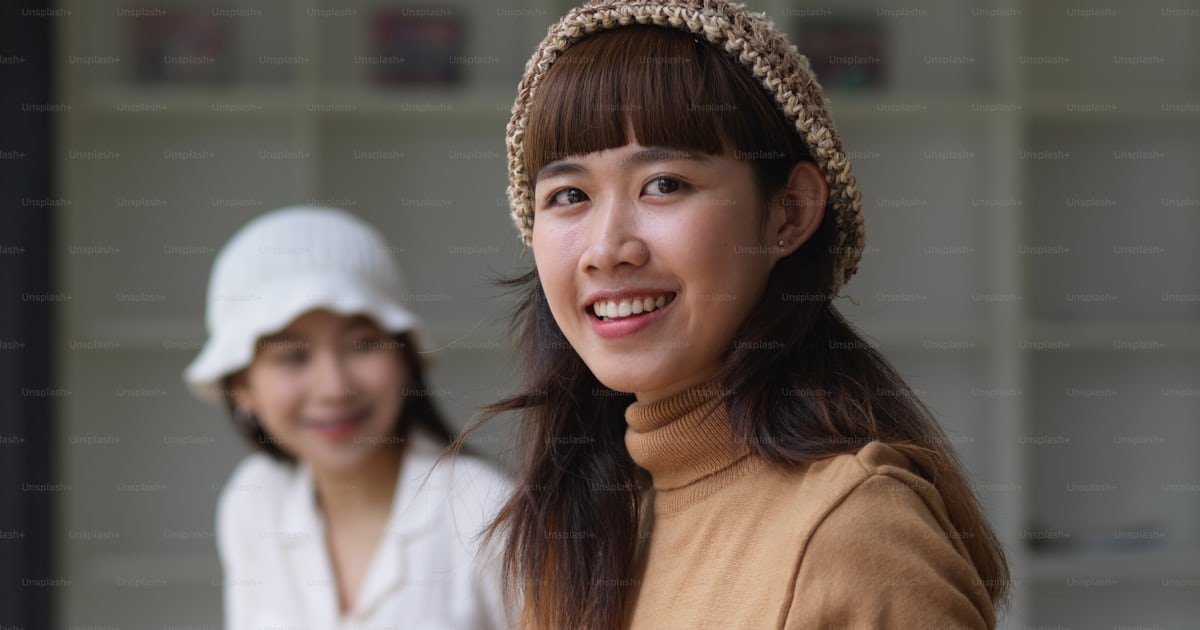 카페에서 디지털 태블릿으로 숙제를 하는 동안 커피 부리를 가져가는 두 여학생의 초상화 사진 Unsplash의 식당 이미지