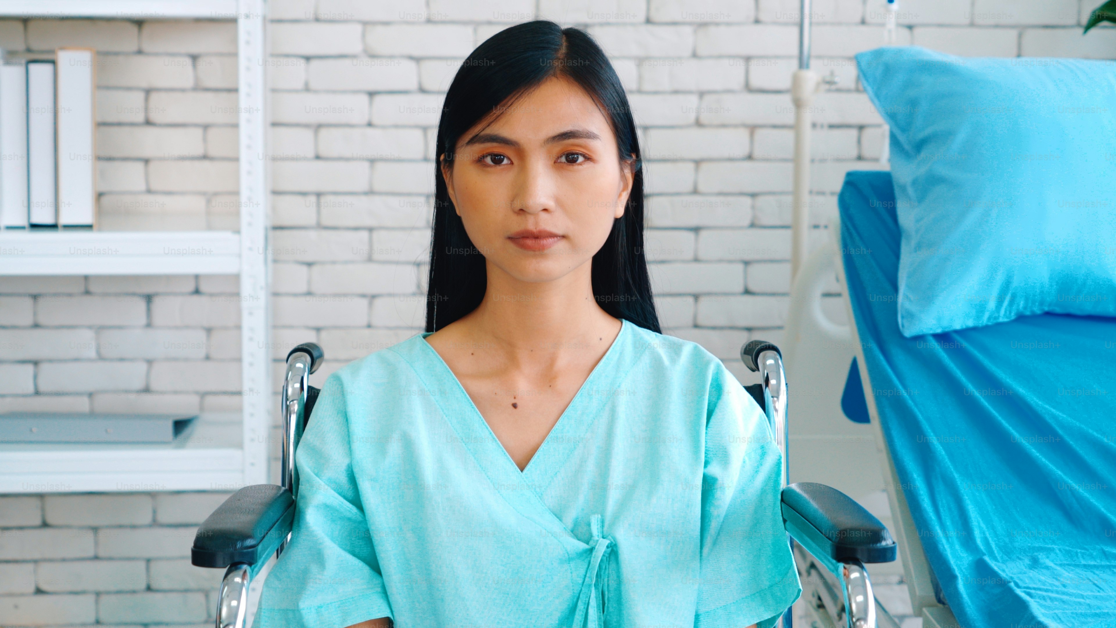 Foto Paciente feliz mejorando en la sala del hospital. Concepto de ...