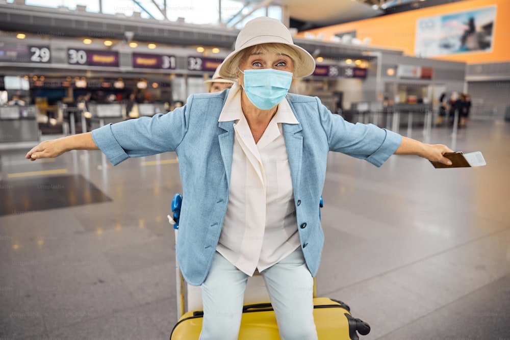 Foto Vista frontal de una alegre anciana turista disfrutando de su ... Foto Vista frontal de una alegre anciana turista disfrutando de su ...