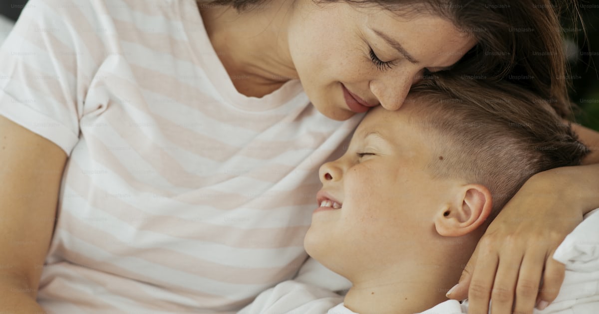 Foto Madre E Hijo Disfrutando En La Cama Mujer Feliz Con Hijo Relajándose En La Cama Serbia