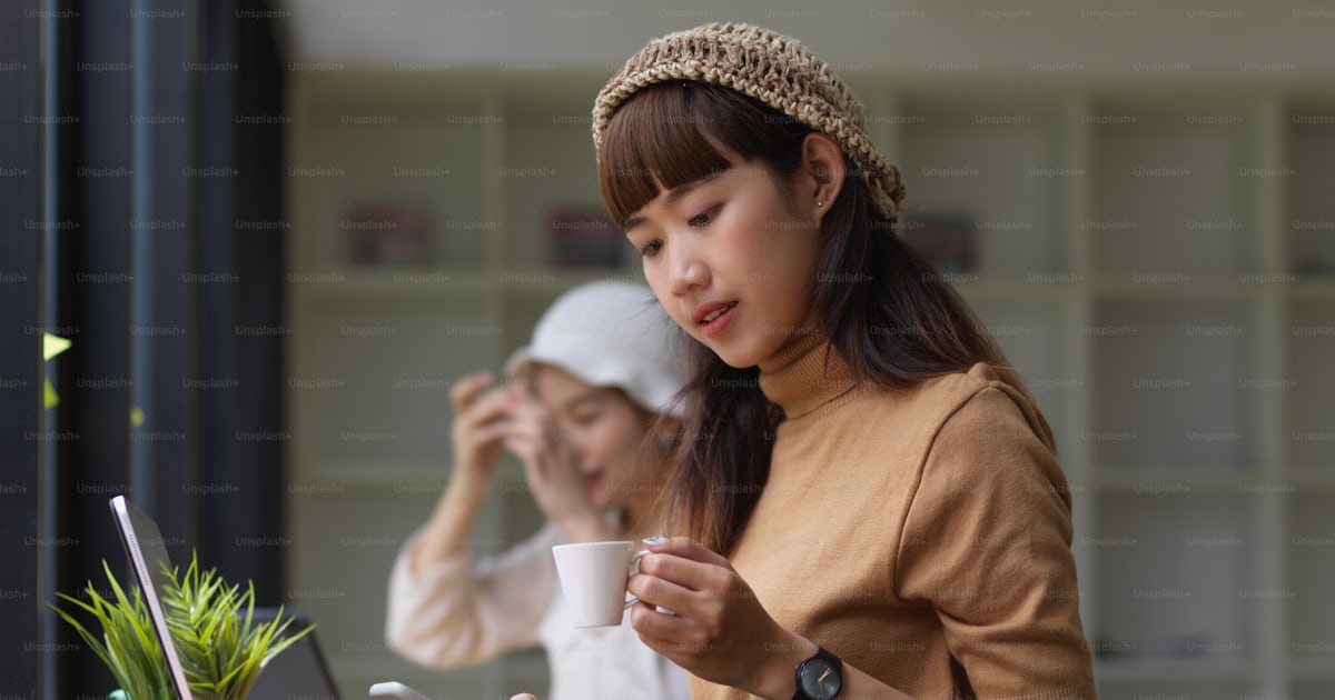 스마트폰을 사용하는 여성 십 대의 초상화와 카페에서 숙제를 하는 동안 커피를 쉬는 모습 사진 Unsplash의 태국 이미지
