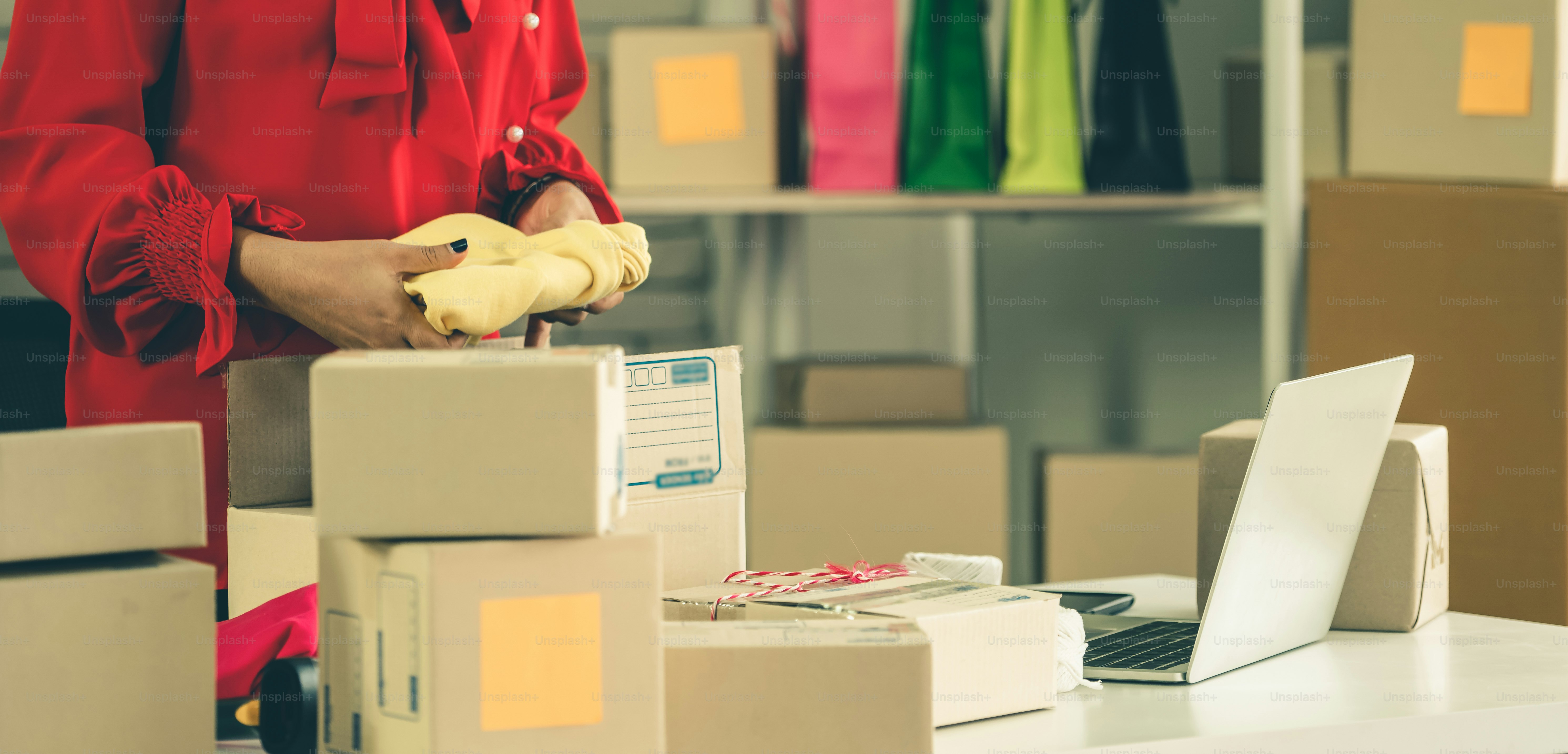 Le vendeur en ligne travaille à domicile et emballe la boîte de ...