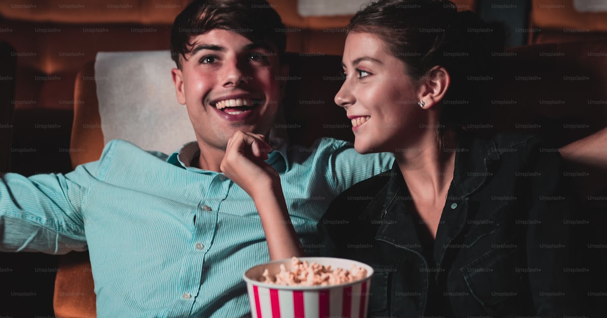 Foto La gente ve la película en el cine del cine. Concepto de actividad ... Foto La gente ve la película en el cine del cine. Concepto de actividad ...