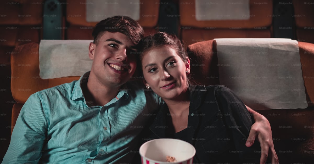Foto La gente ve la película en el cine del cine. Concepto de actividad ... Foto La gente ve la película en el cine del cine. Concepto de actividad ...