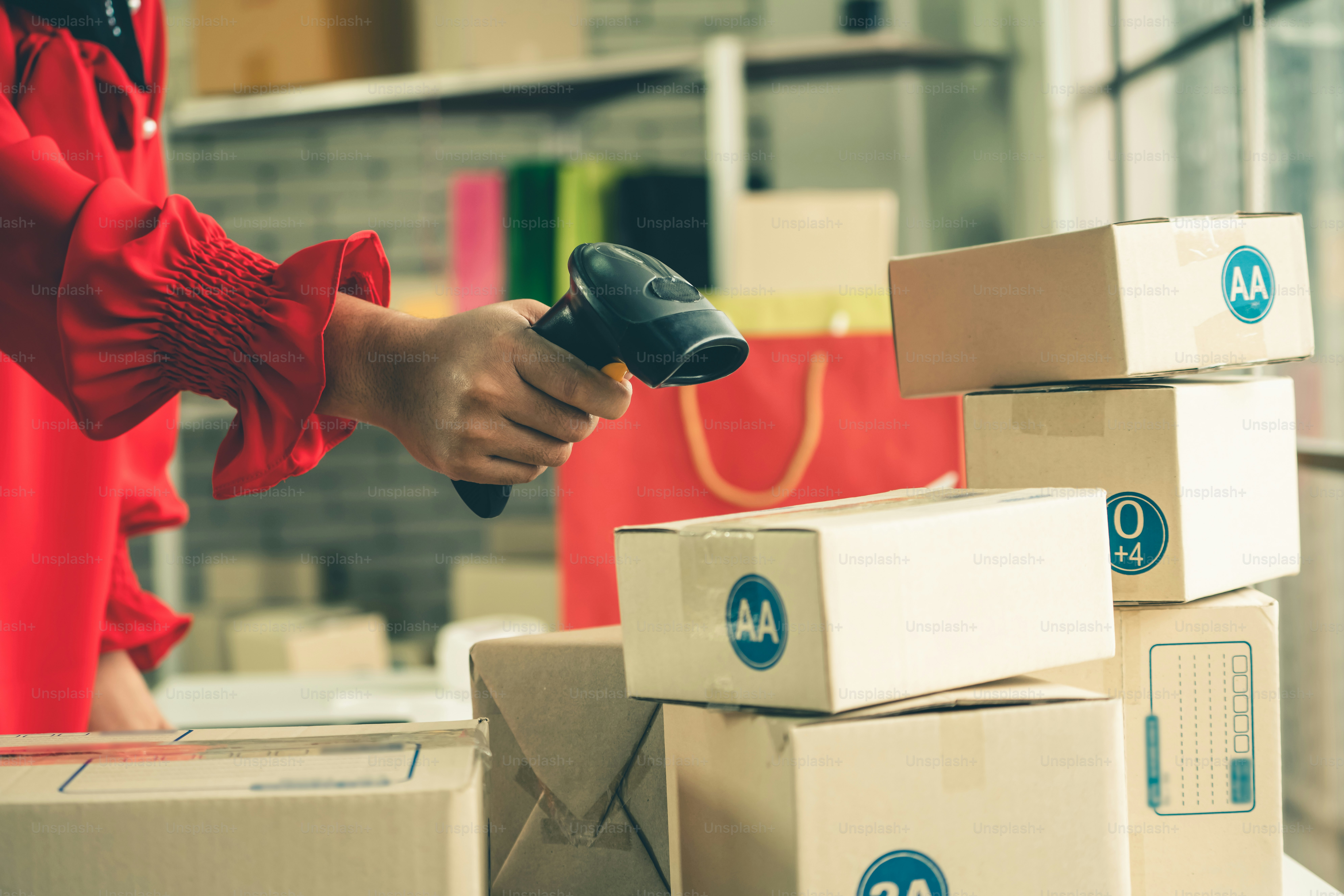 Le vendeur en ligne travaille à domicile et emballe la boîte de ...