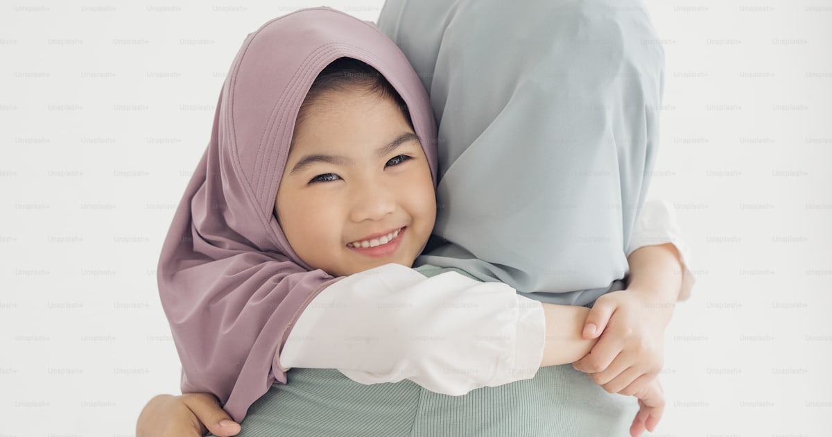 행복 한 아름 다운 가족 아랍어 무슬림 어머니 포옹 작은 딸 웃고 있는 초상화 사진 Unsplash의 무슬림 커플 이미지
