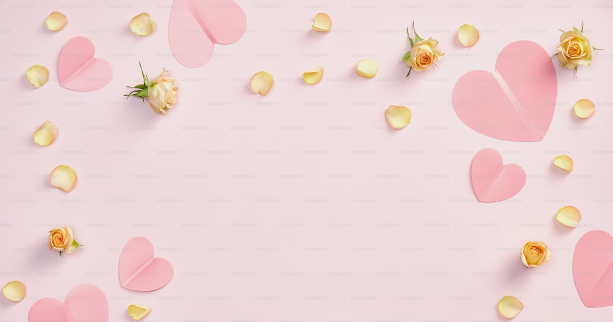 해피 발렌타인 데이 개념입니다 종이 하트 장미 꽃잎 파스텔 핑크 배경에 꽃 봉오리로 만든 프레임 플랫 레이 평면도