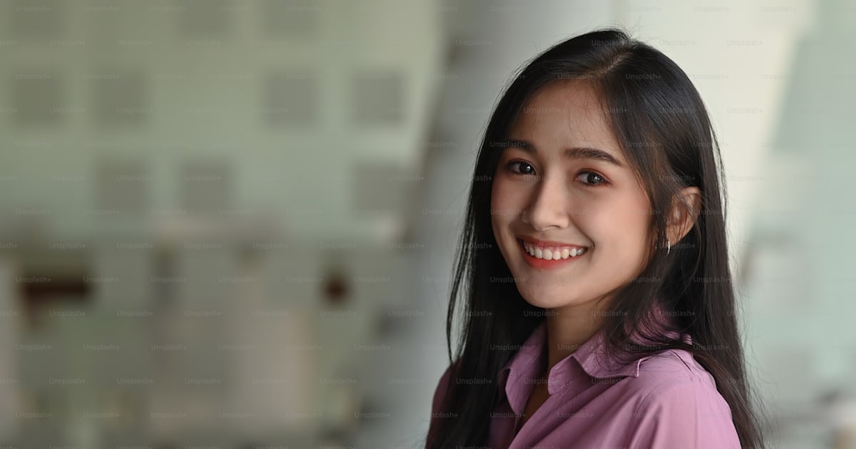 사업가의 초상화는 사무실에서 책상에 앉아 카메라를 보고 웃고 있다 사진 Unsplash의 태국 이미지