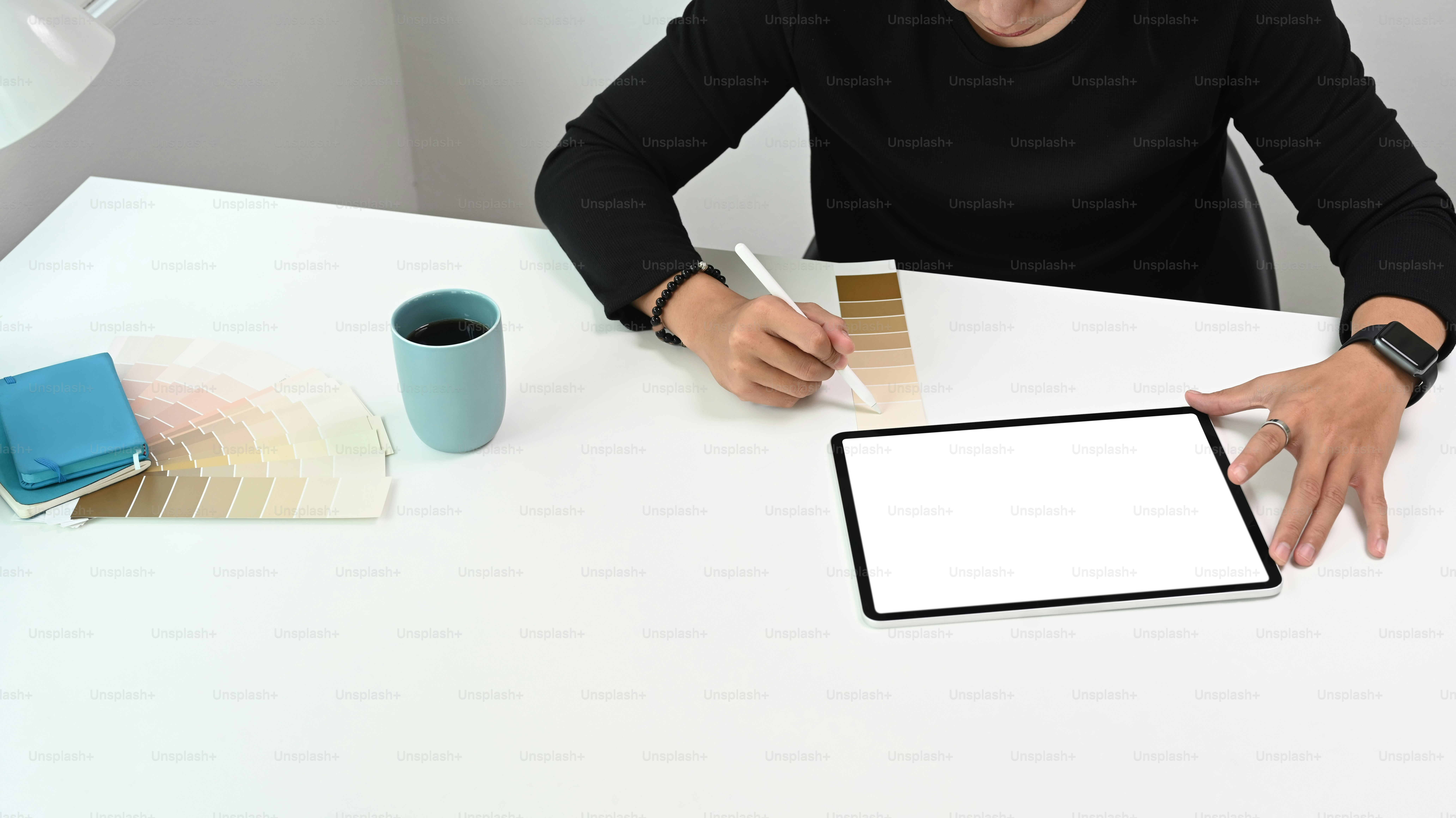 Un jeune graphiste créatif travaillant sur le dessin d’un projet avec ...
