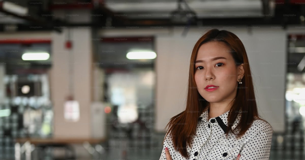 자신감 넘치는 비즈니스 여성의 초상화가 팔짱을 끼고 회의실에 서 있다 사진 Unsplash의 태국 이미지