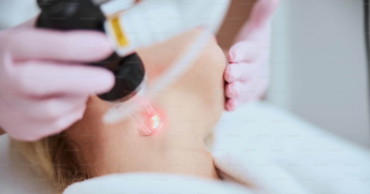 라텍스 장갑을 낀 자격을 갖춘 피부과 의사가 분수 레이저 재 포장 절차를 수행하는 자른 사진 사진 Unsplash의 주름 이미지