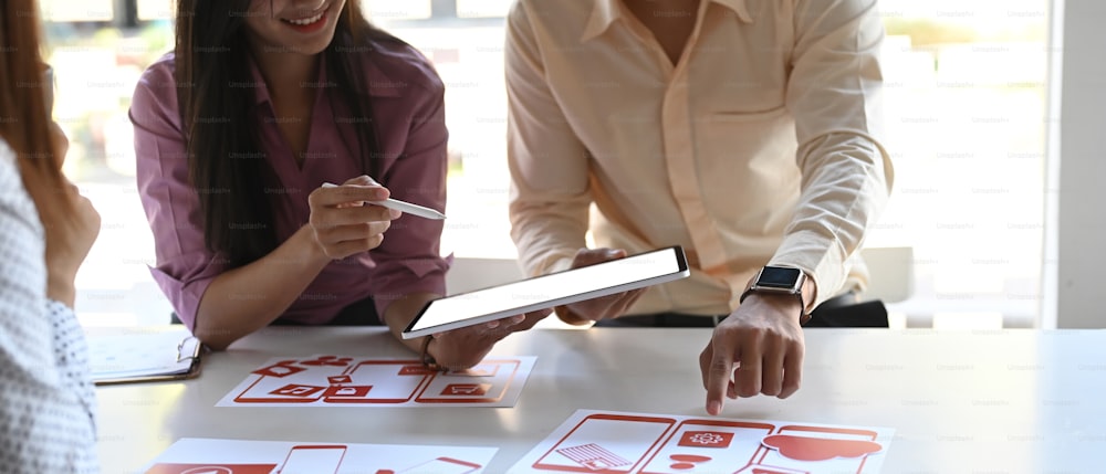 Foto Un grupo de diseñadores UX está planificando y desarrollando una ... Foto Un grupo de diseñadores UX está planificando y desarrollando una ...