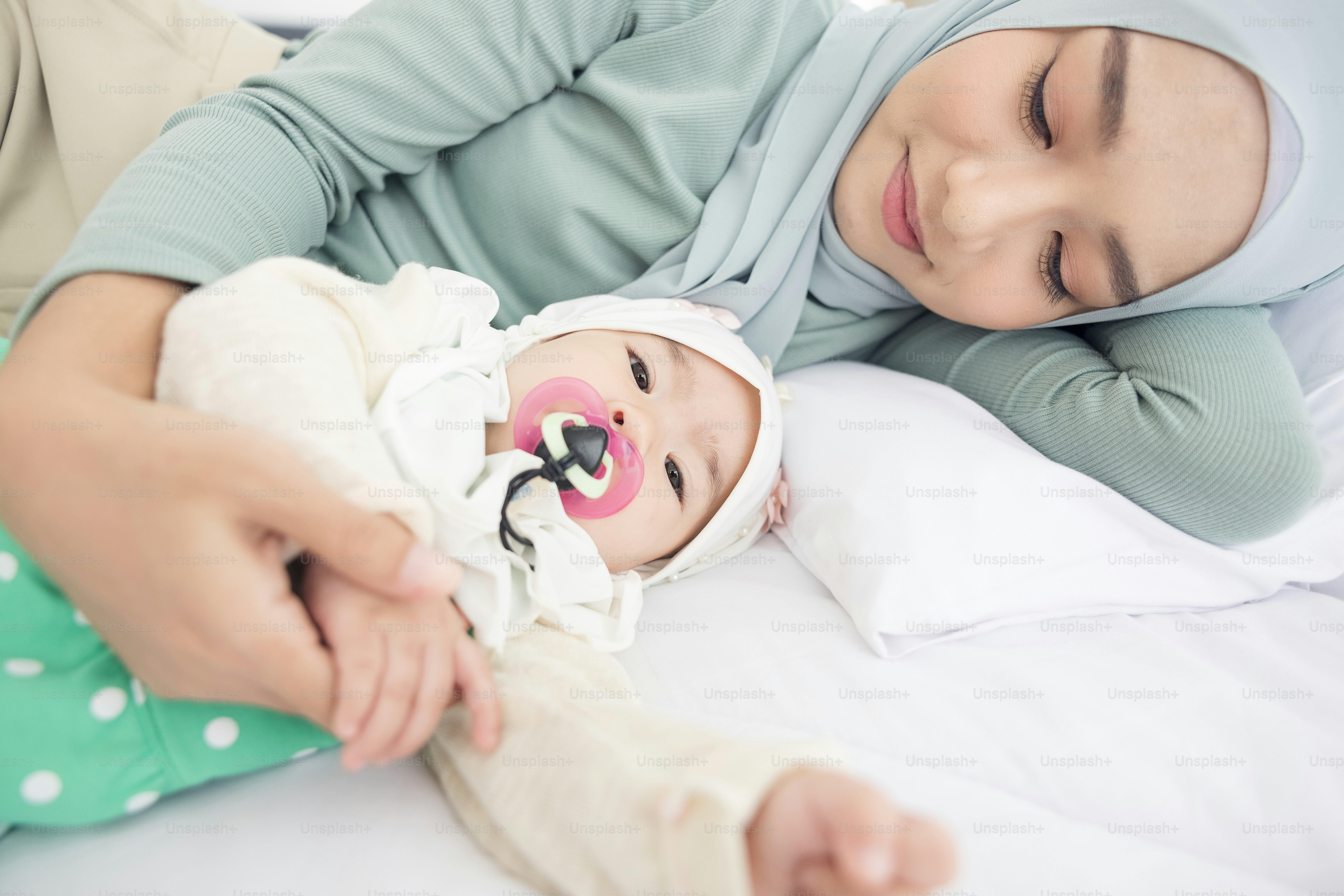 Baby And Mother At Home In Bed, Happy loving family photo – Parent ...