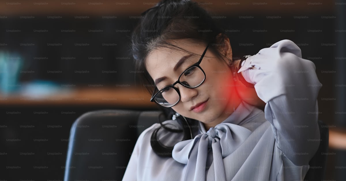 사무실에서 열심히 일한 후 어깨와 목 통증으로 고통받는 스트레스를 받는 비즈니스 여성 사진 Unsplash의 목 통증 이미지