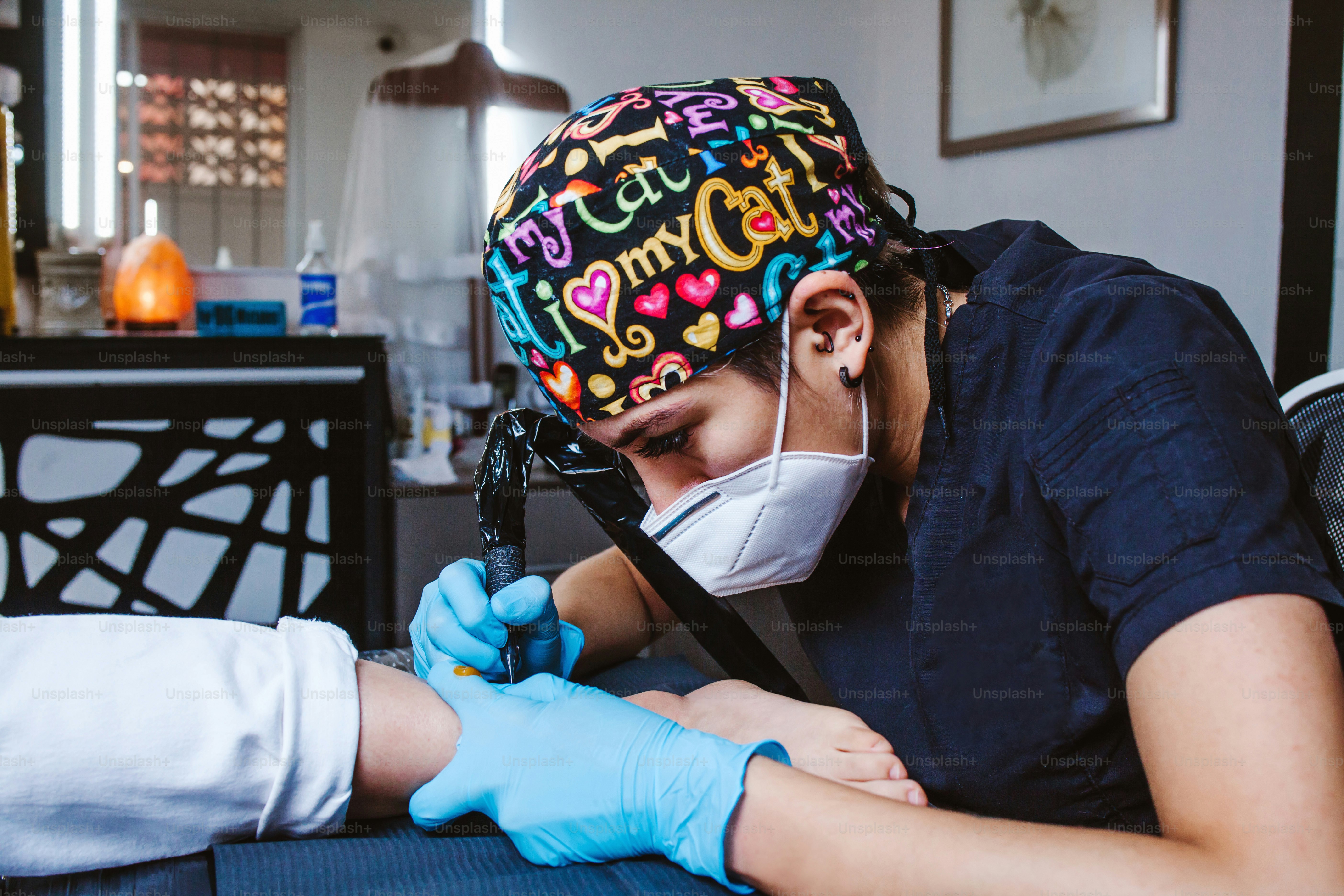 Foto Tatuadora latina demuestra el proceso de tatuarse con pintura y ...
