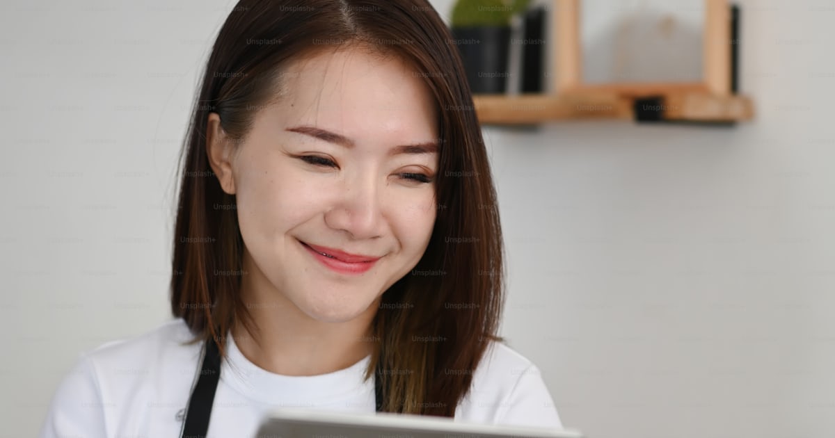 성공적인 주인 여성의 초상화와 그녀의 커피숍에 앉아 있는 동안 디지털 태블릿을 사용합니다 사진 Unsplash의 태국 이미지