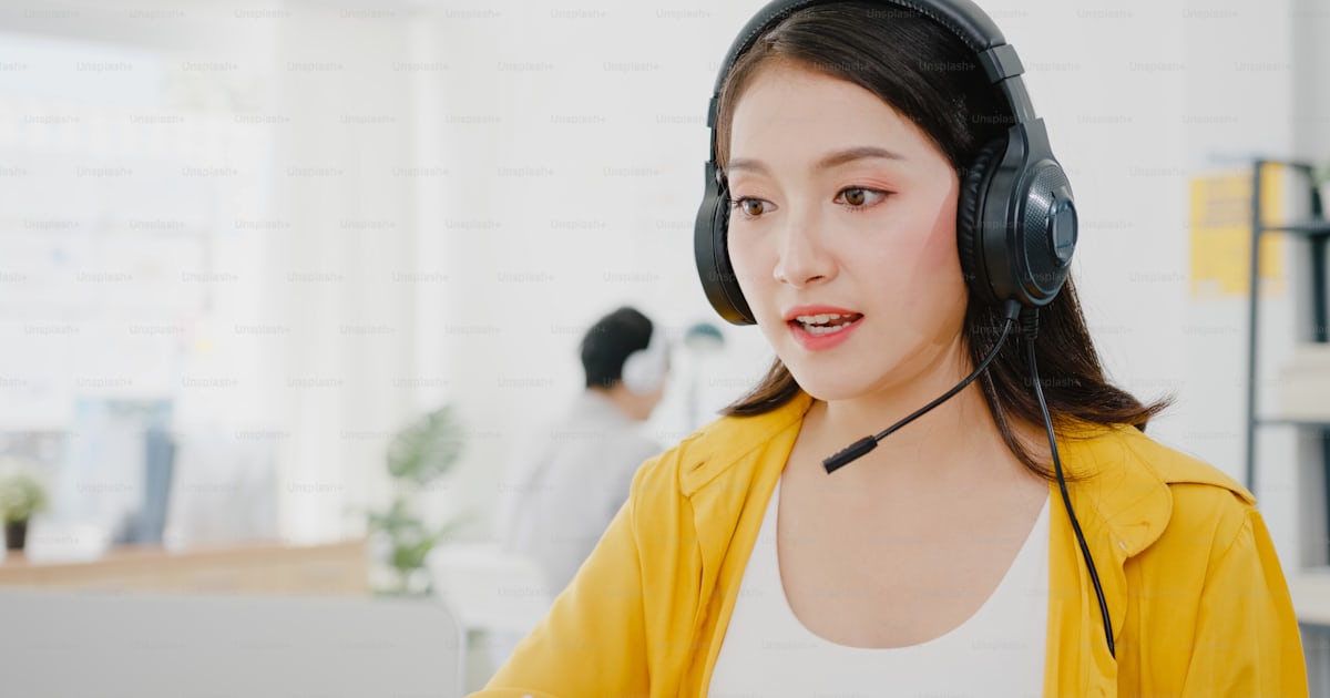 아시아 사업가 사회적 거리두기는 바이러스 예방을 위한 새로운 정상 상황에서 사무실에서 일하는 동안 화상 통화로 계획에 대해