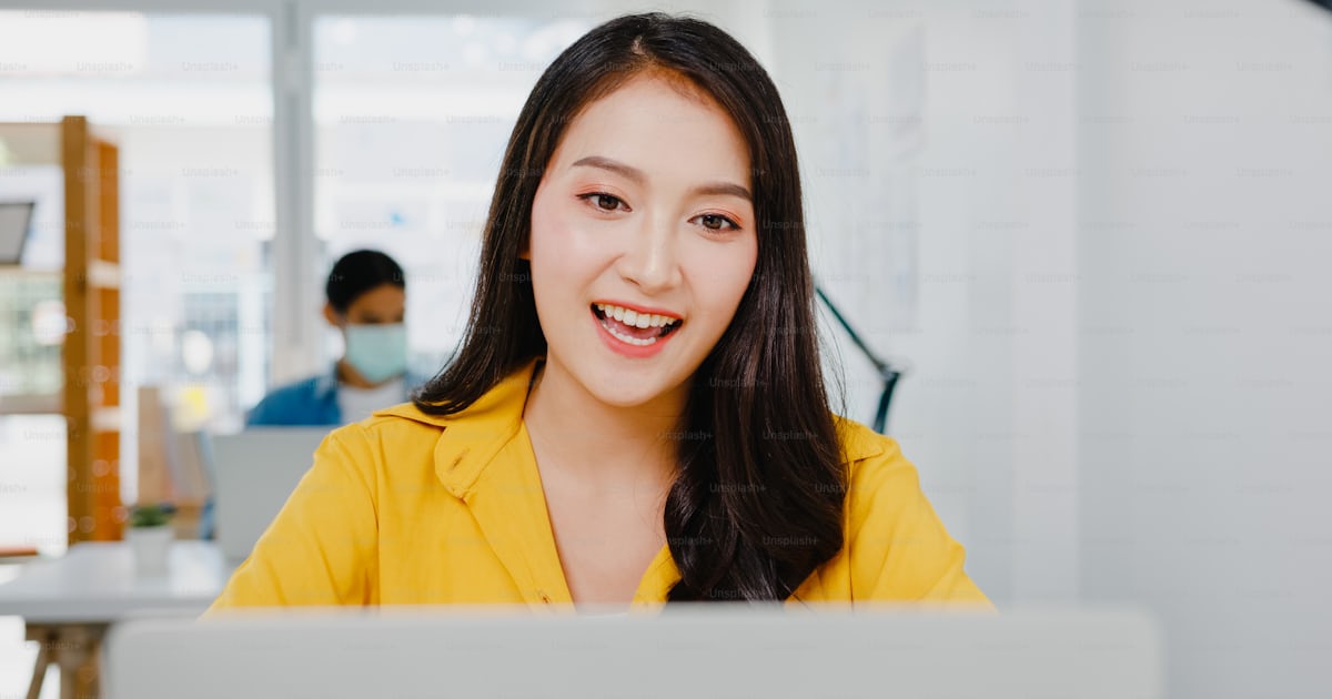 아시아 사업가 사회적 거리두기는 바이러스 예방을 위한 새로운 정상 상황에서 사무실에서 일하는 동안 화상 통화로 계획에 대해