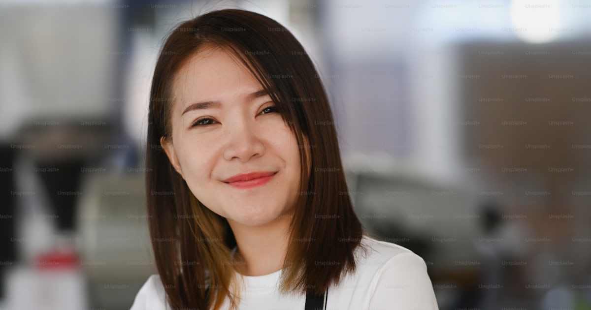 미소 짓는 여성 기업가의 초상화 커피숍에 서서 디지털 태블릿을 들고 있습니다 사진 Unsplash의 아름다운 사람들 이미지