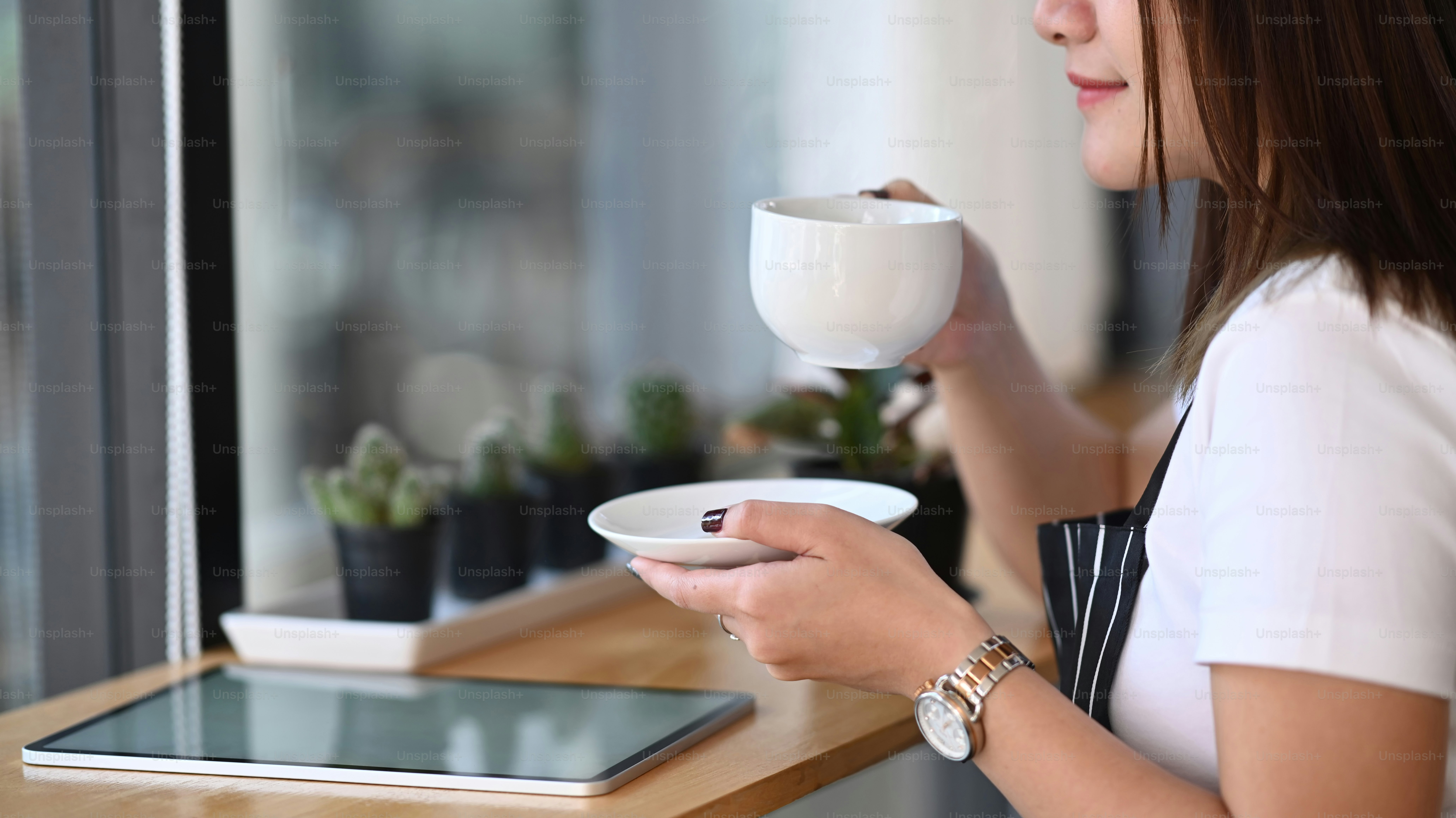 Mujer asiática propietaria de una cafetería sosteniendo una taza de ...
