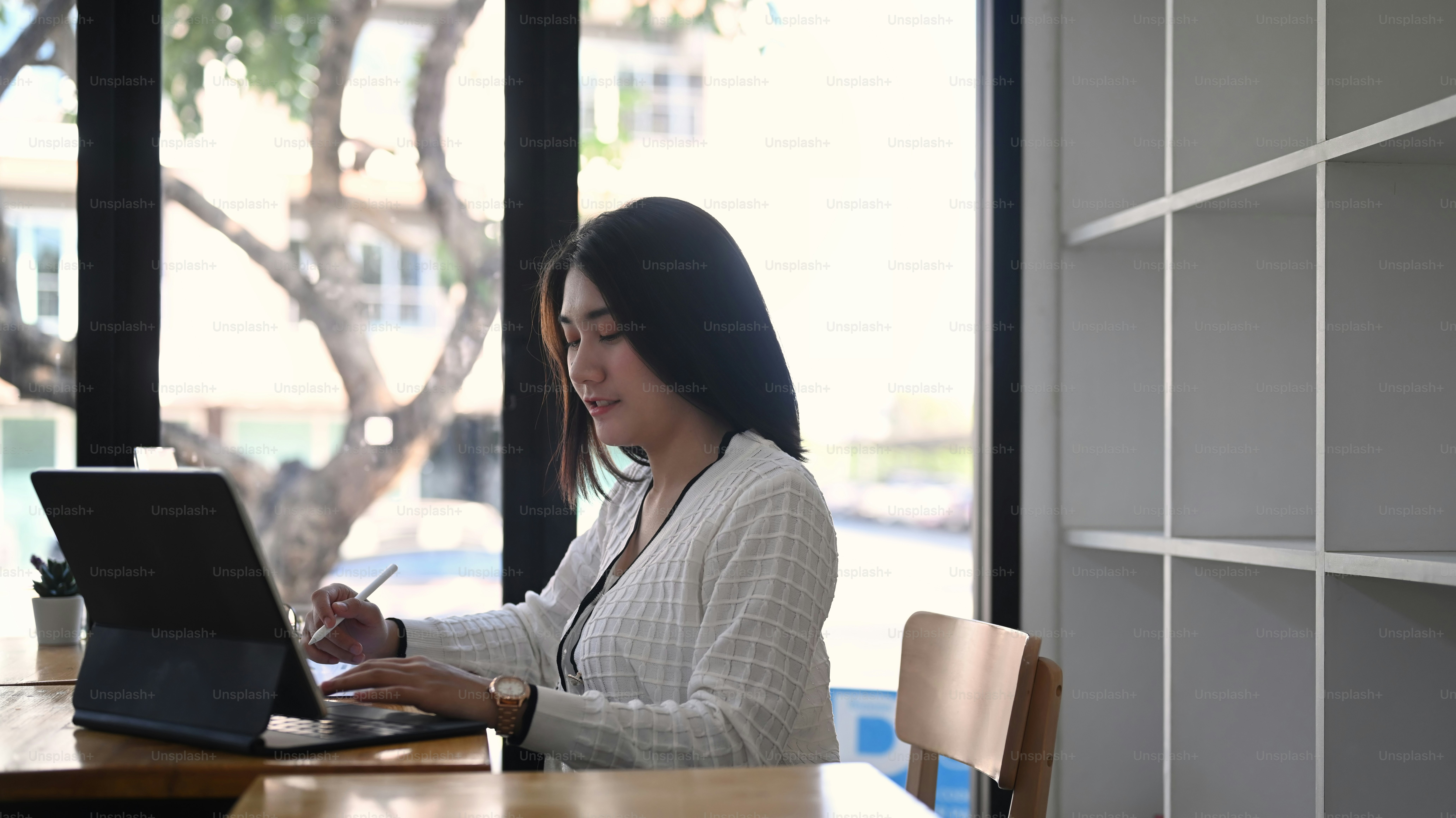 Person Using A Computer Pictures | Download Free Images on Unsplash