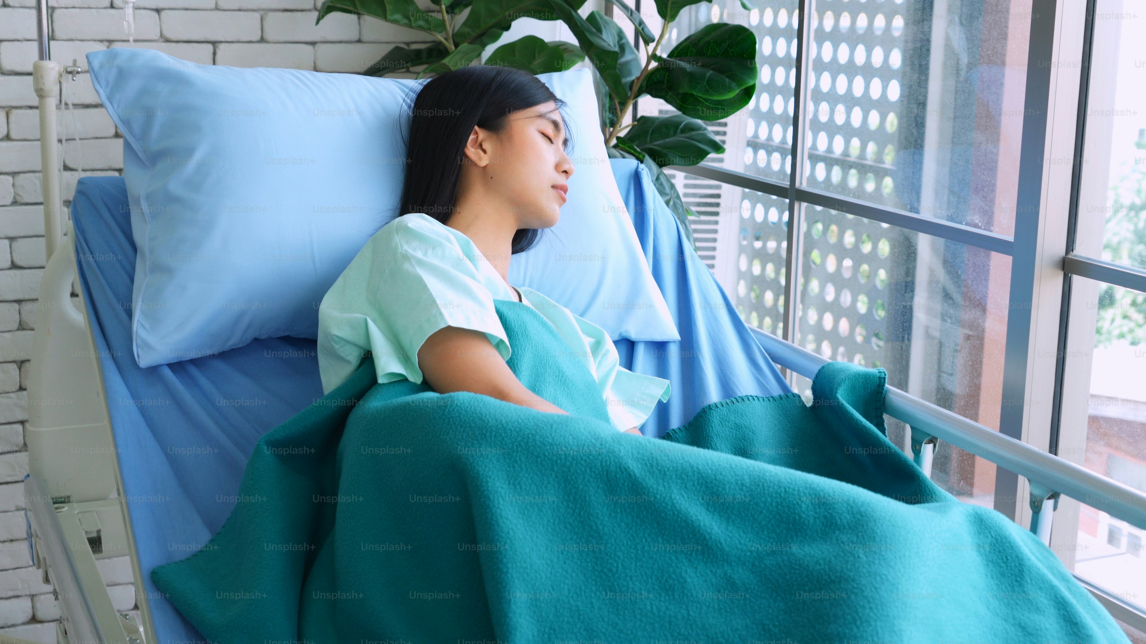 Foto Paciente feliz mejorando en la sala del hospital. Concepto de ...