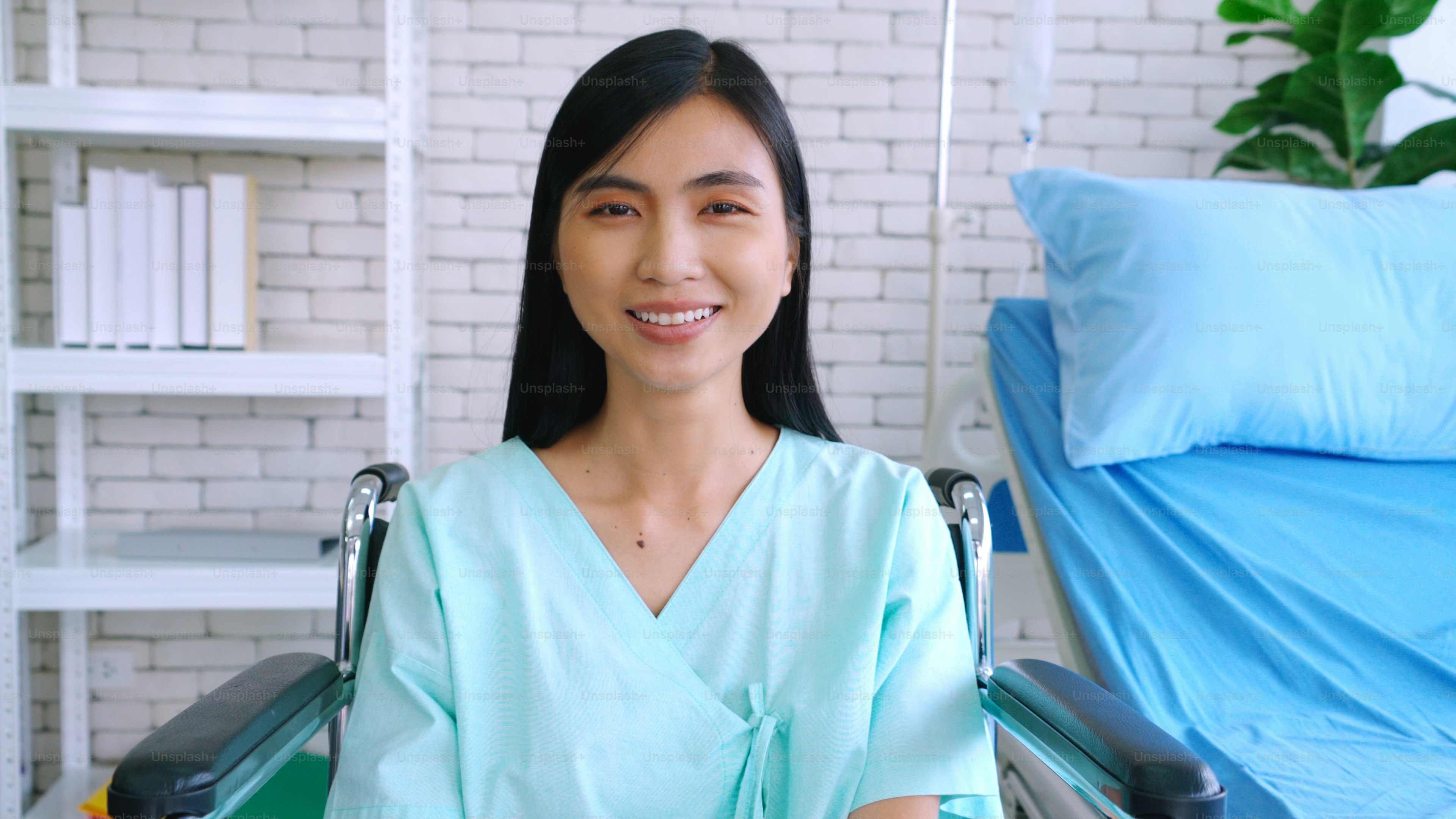 Un patient heureux qui s'améliore à l'hôpital. Concept de soins de ...