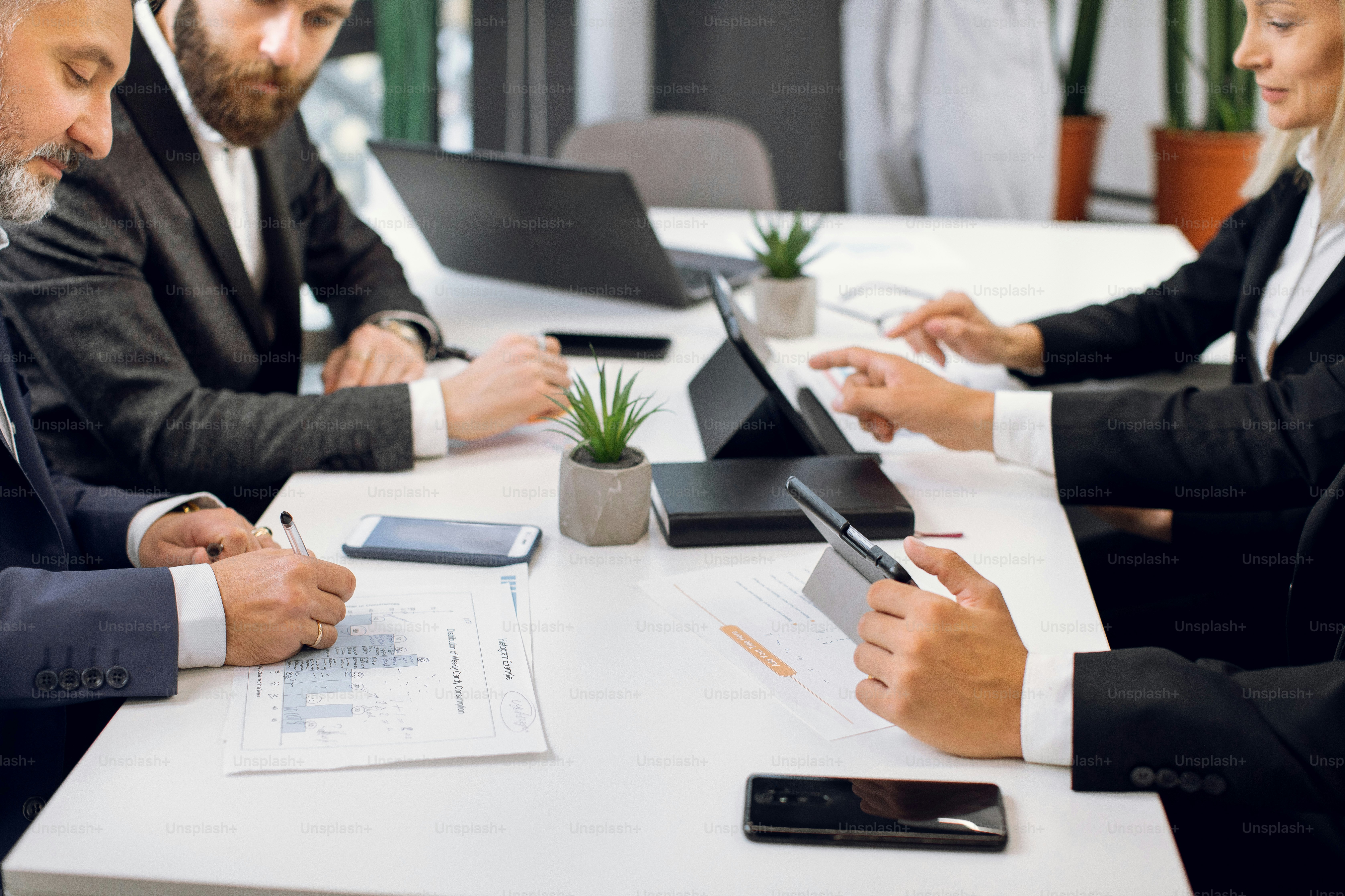 Foto Primer plano recortado de un equipo de negocios diverso, que se ...