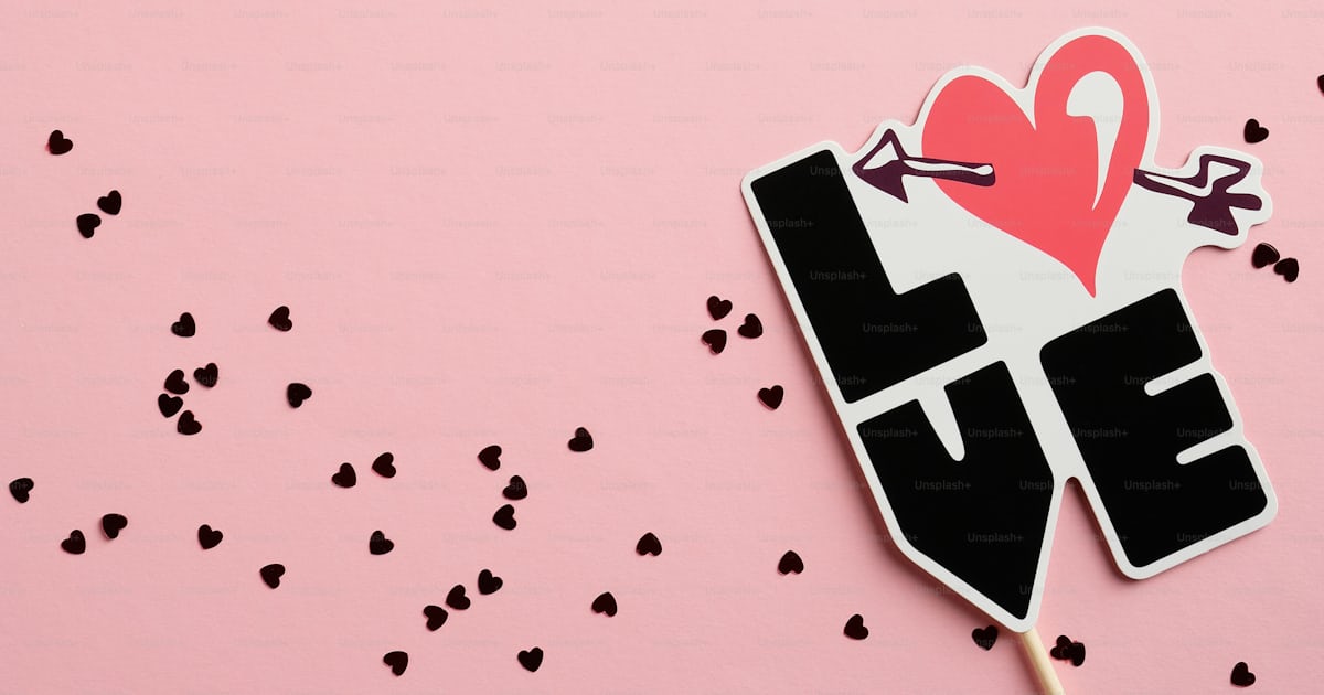 발렌타인 데이 수직 배너 템플릿은 현대적인 장식과 분홍색 테이블에 색종이입니다 발렌타인 데이 상품권 모형 인사말 카드 디자인