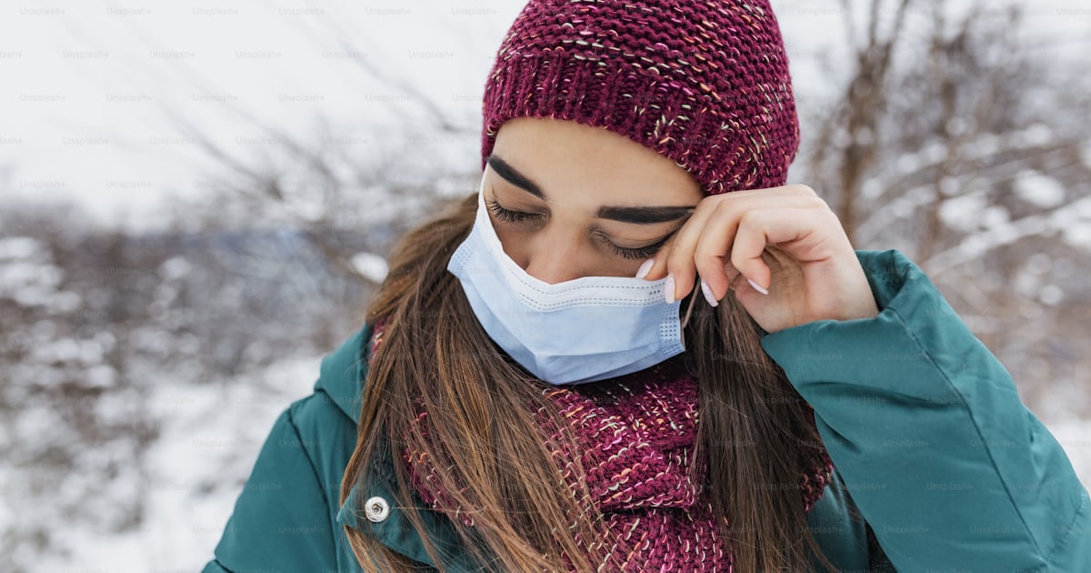 Evite Tocarse Los Ojos Mujer Con Mascarilla Frotándose El Ojo Al Aire