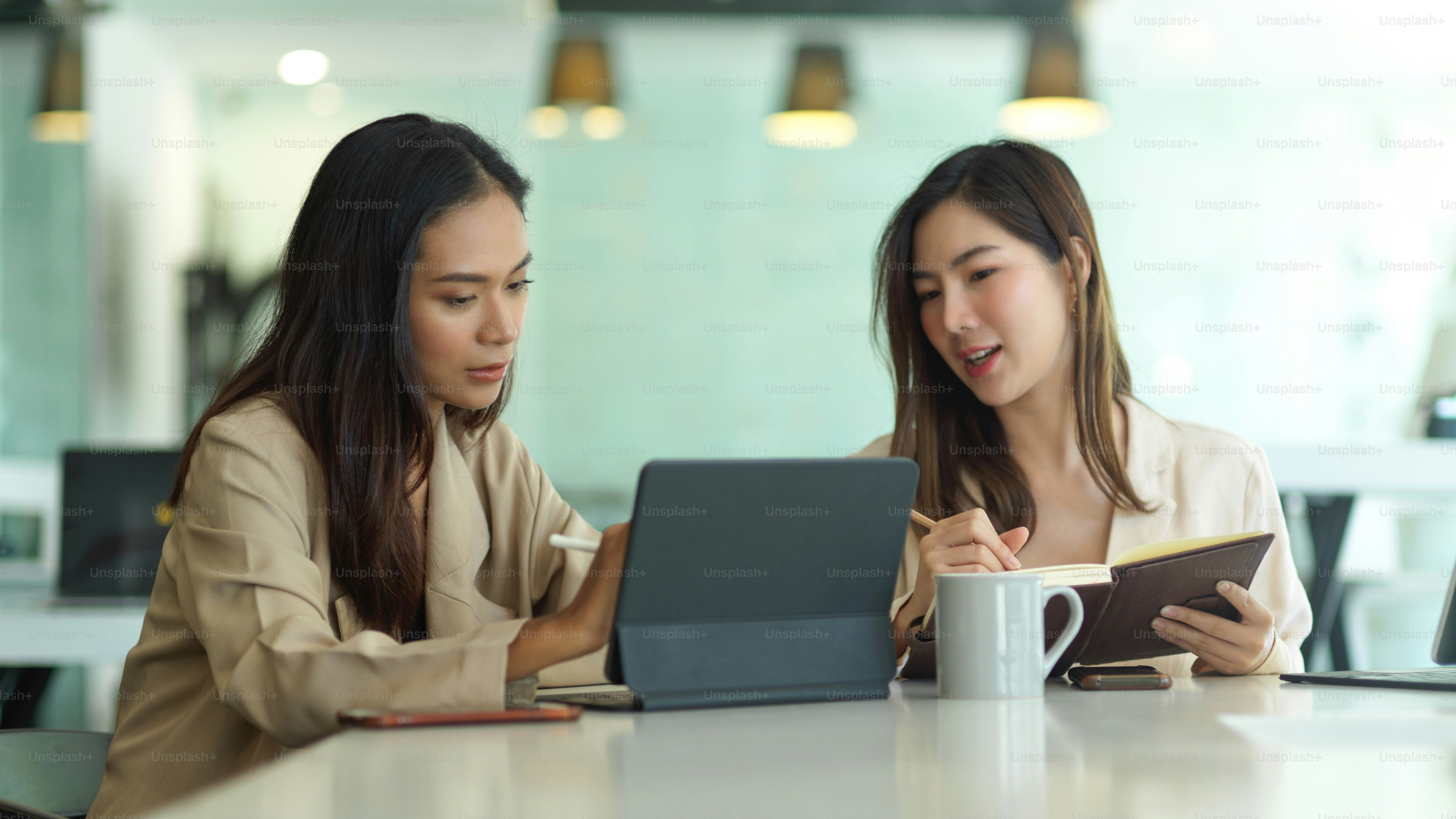 750+ People Talking Pictures | Download Free Images on Unsplash