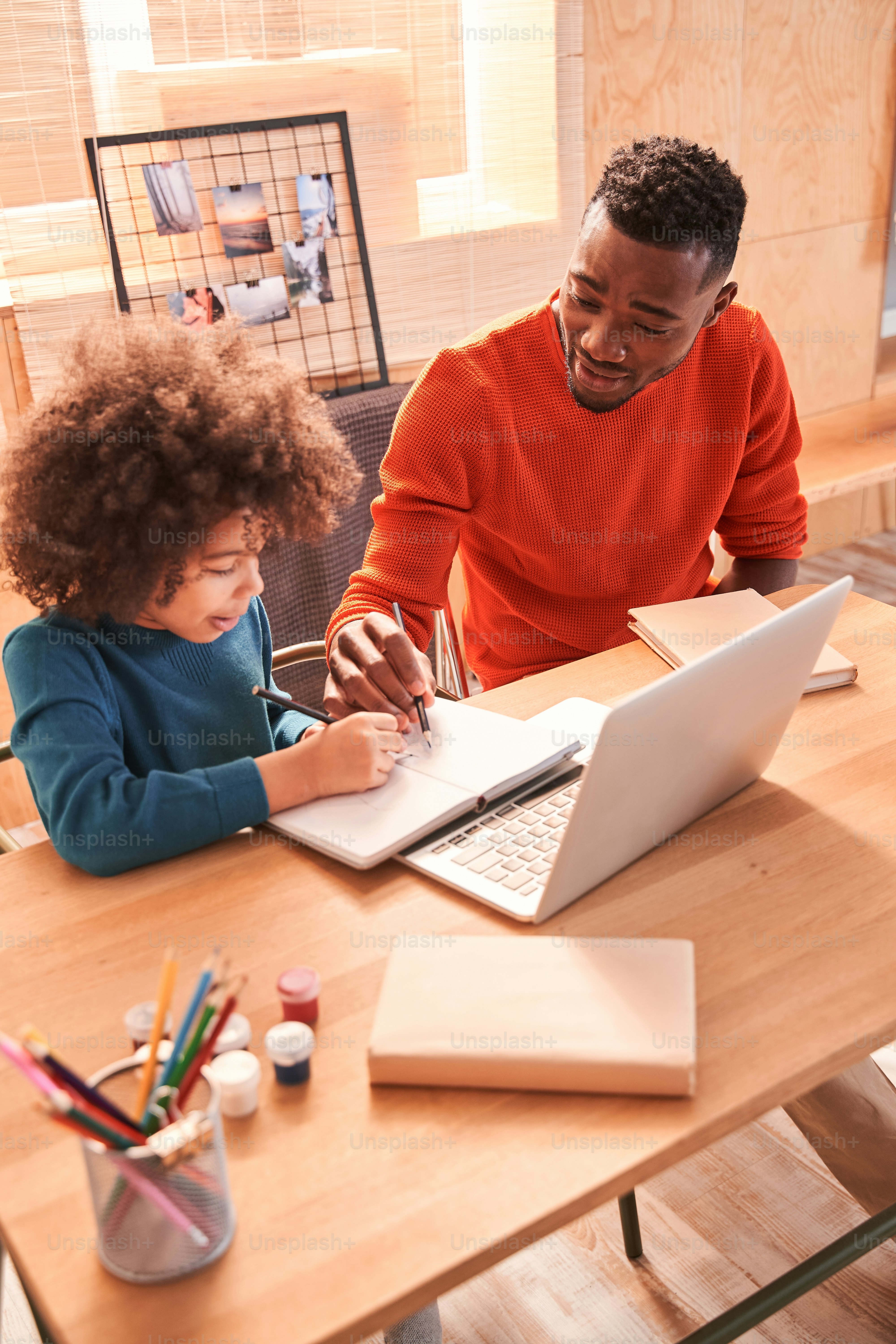 Foto zum Thema Überglücklicher junger Vater und kleiner Sohn schauen ...