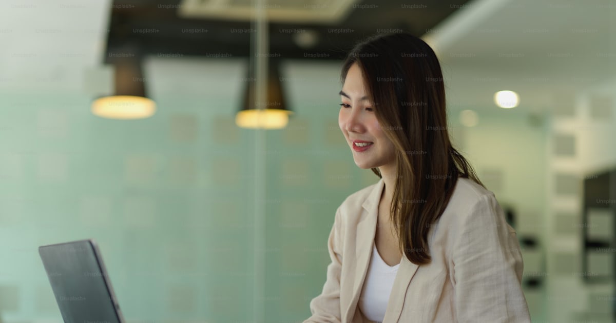 유리 파티션 사무실 방에서 디지털 태블릿으로 일하는 사업가의 측면 모습 사진 Unsplash의 컴퓨터 이미지