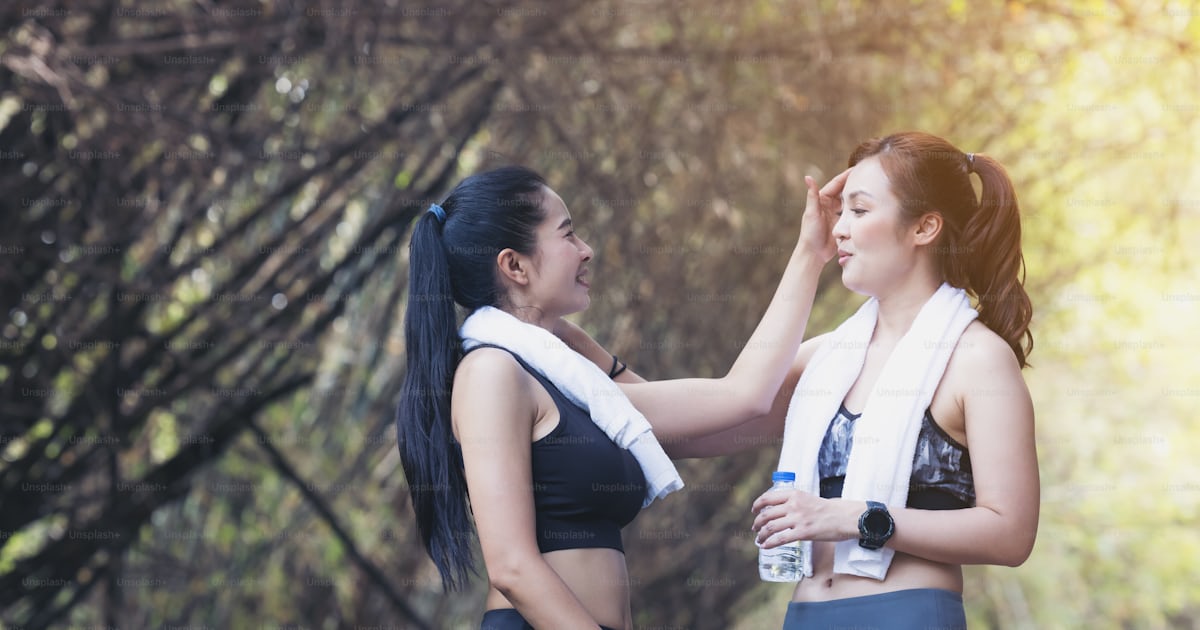 都市公園を走るランナーのフィットネスカップル、ジョギングで運動する2人の女性の写真 タイ Unsplashの写真