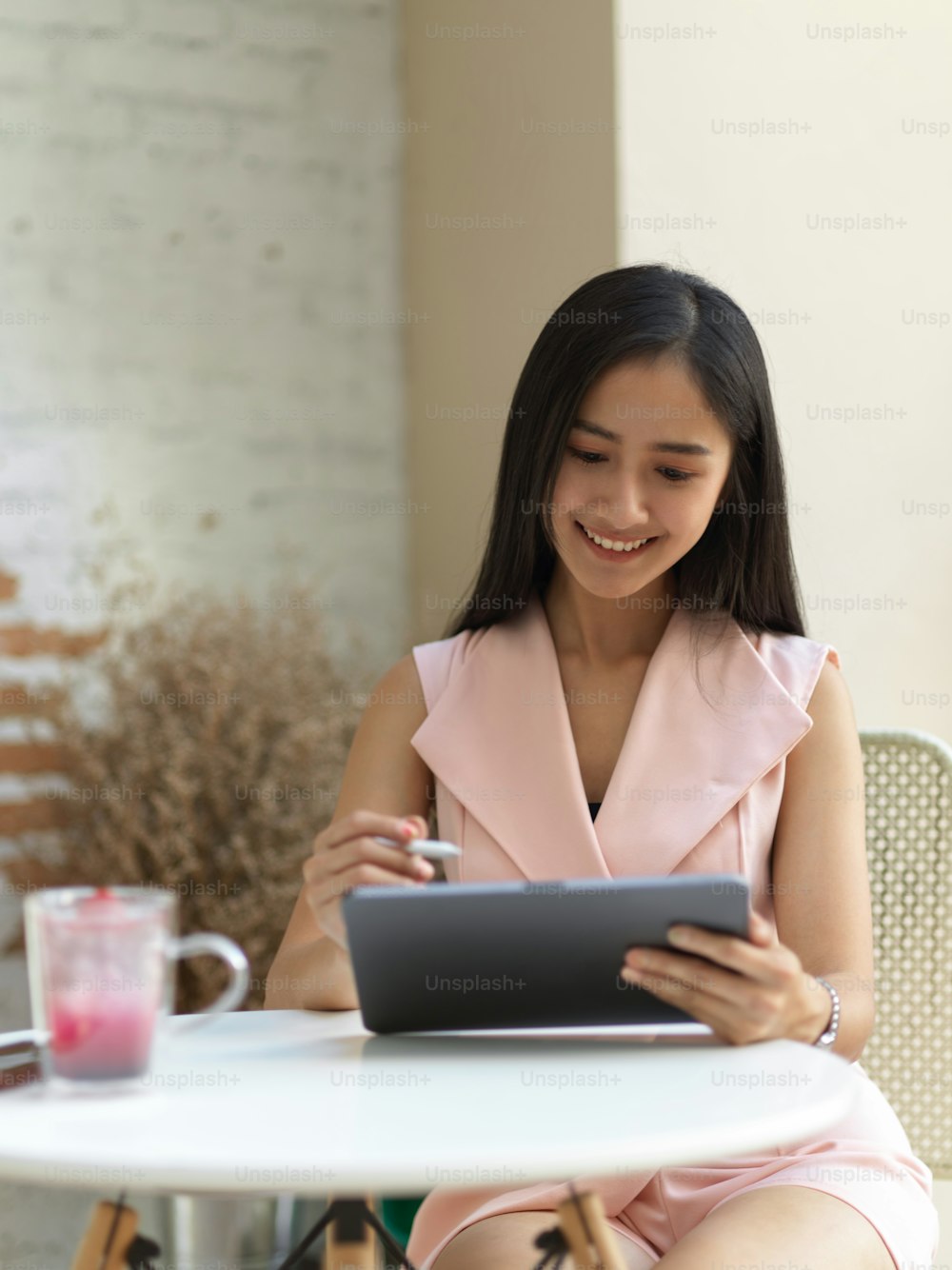 Portrait d’une adolescente se détendant avec une tablette numérique et ... Portrait d’une adolescente se détendant avec une tablette numérique et ...
