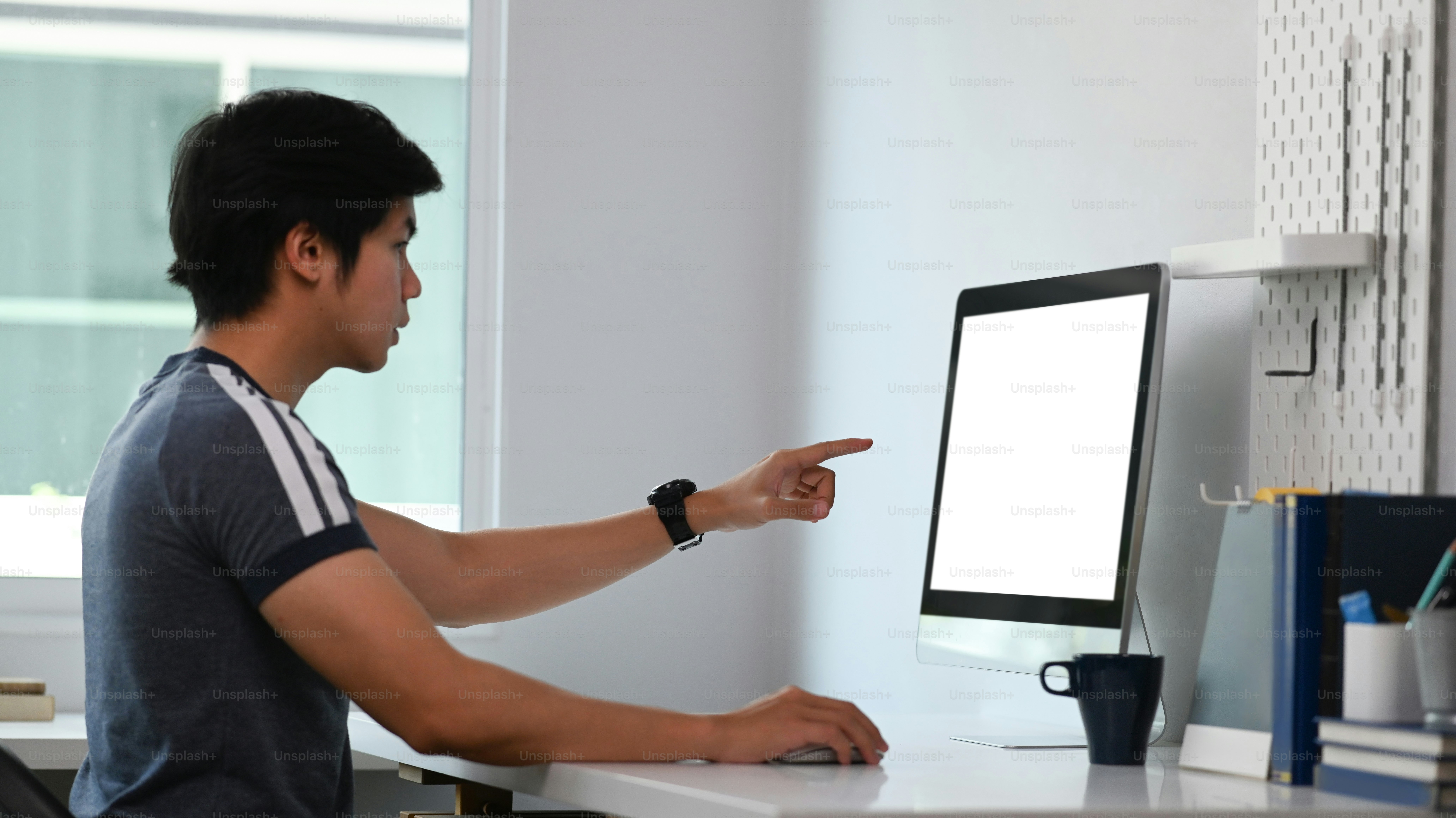 Man Pointing Pictures | Download Free Images on Unsplash