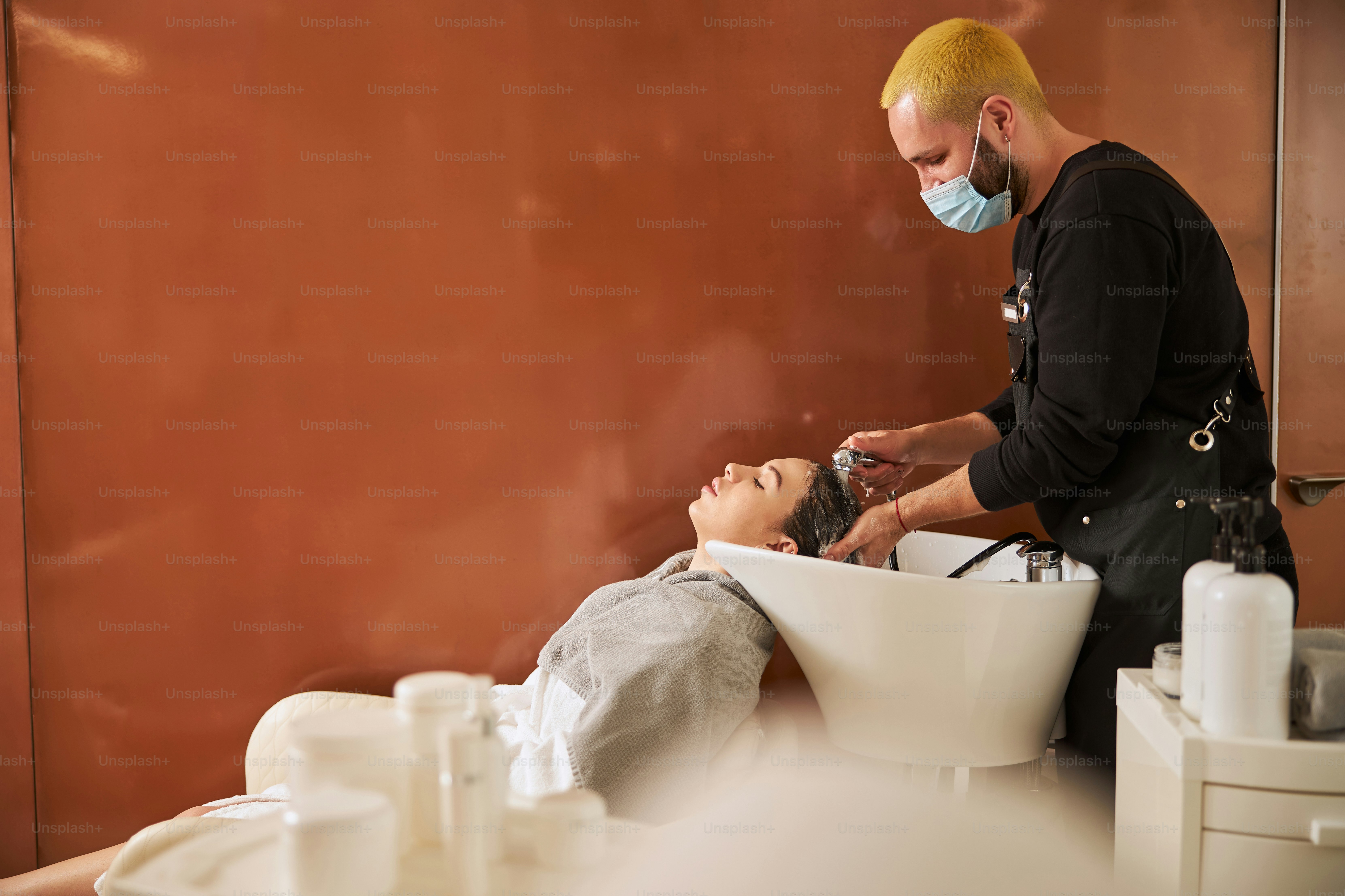 Vista lateral de una joven caucásica acostada en una silla con la ...