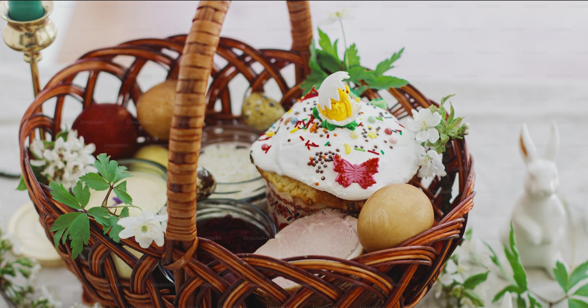 세련된 부활절 달걀 수제 부활절 빵 고리 버들 바구니에 담긴 맛있는 전통 부활절 음식 소박한 테이블의 린넨 냅킨에 피는 봄