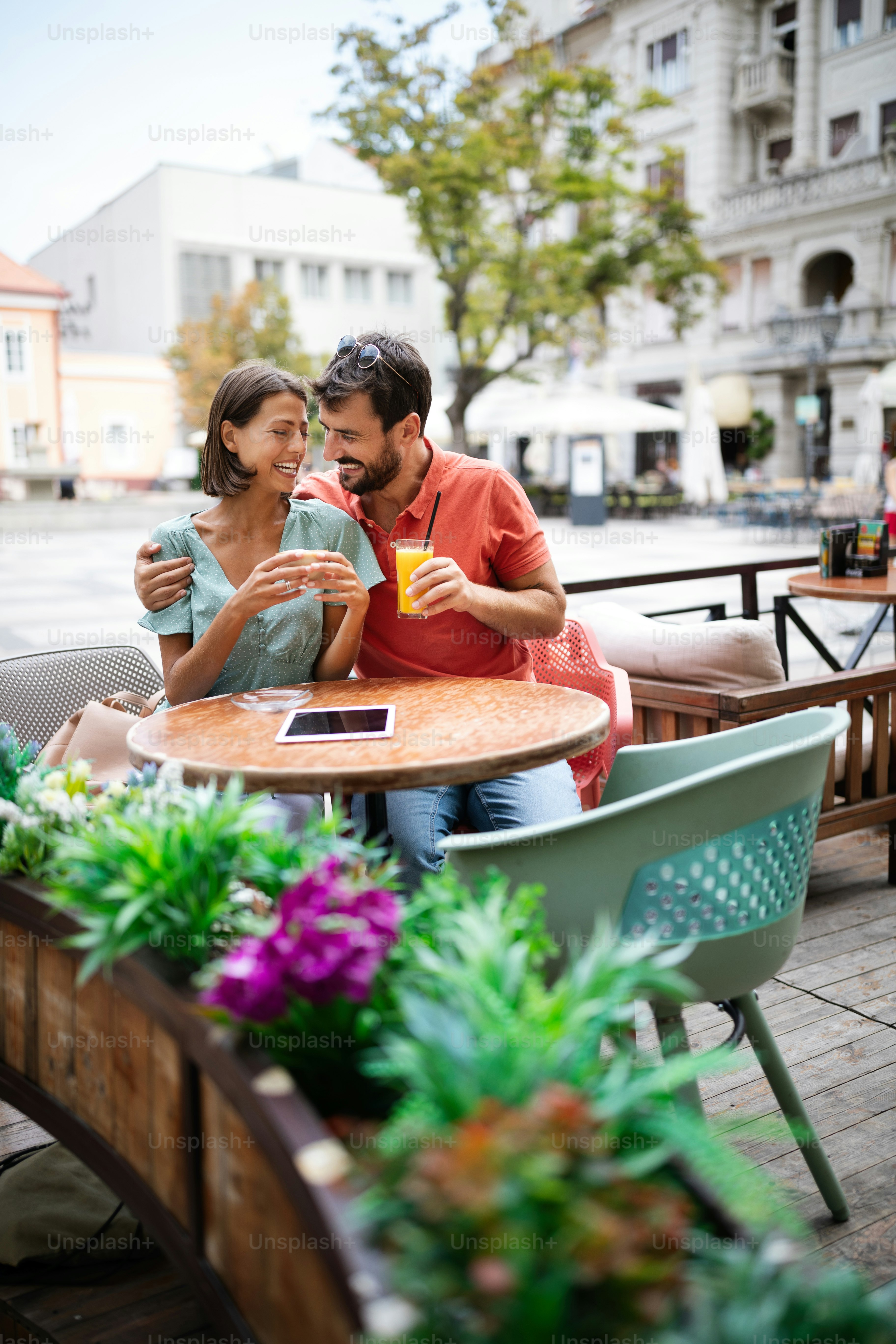 Foto Linda pareja tomando café juntos en la cafetería – Cafetería ...