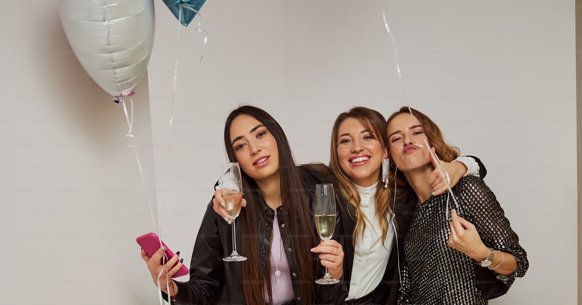 風船で彼女のスタイリッシュな女友達を抱きしめる陽気でスリムな誕生日の女の子のフルサイズの肖像画の写真 バルーン Unsplashの写真