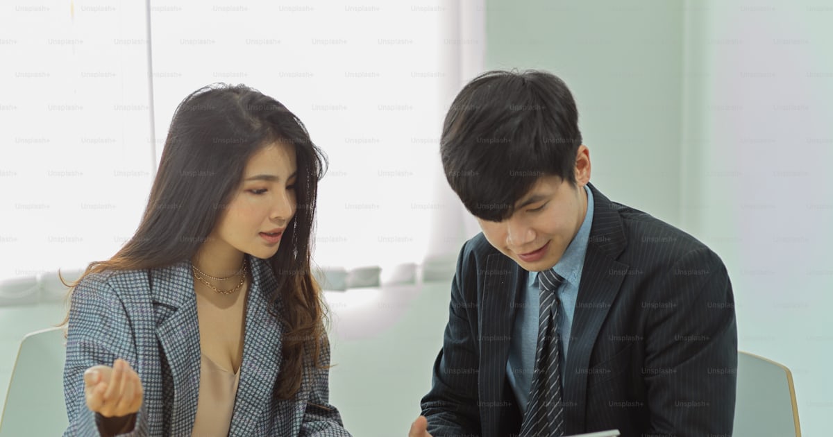 사무실에서 업무에 대해 상담하기 위해 서로 이야기하는 사업가의 초상화 사진 Unsplash의 태국 이미지