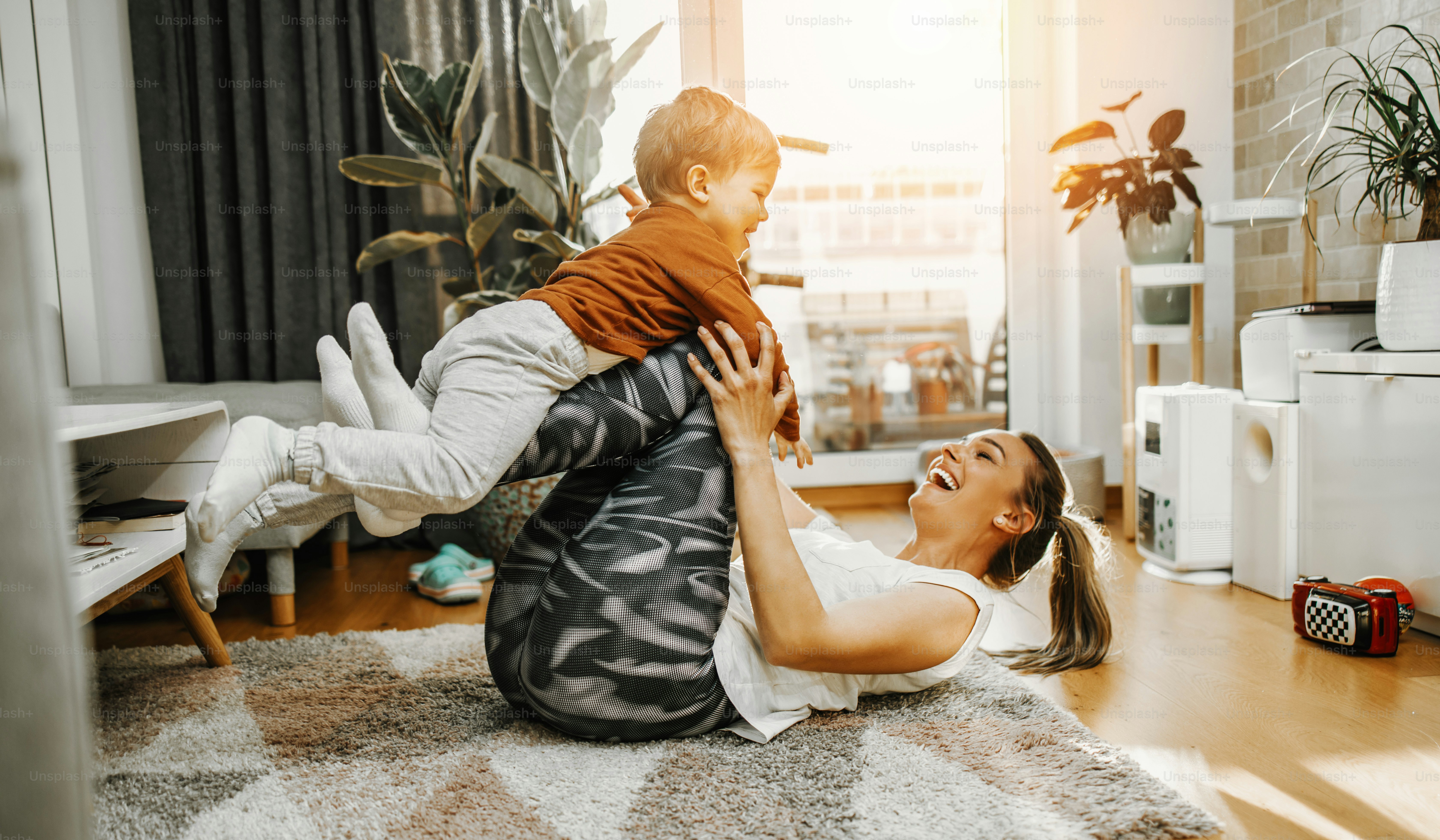 Foto Hermosa madre joven practicando fitness, ejercicio y yoga junto con su adorable hijo ...