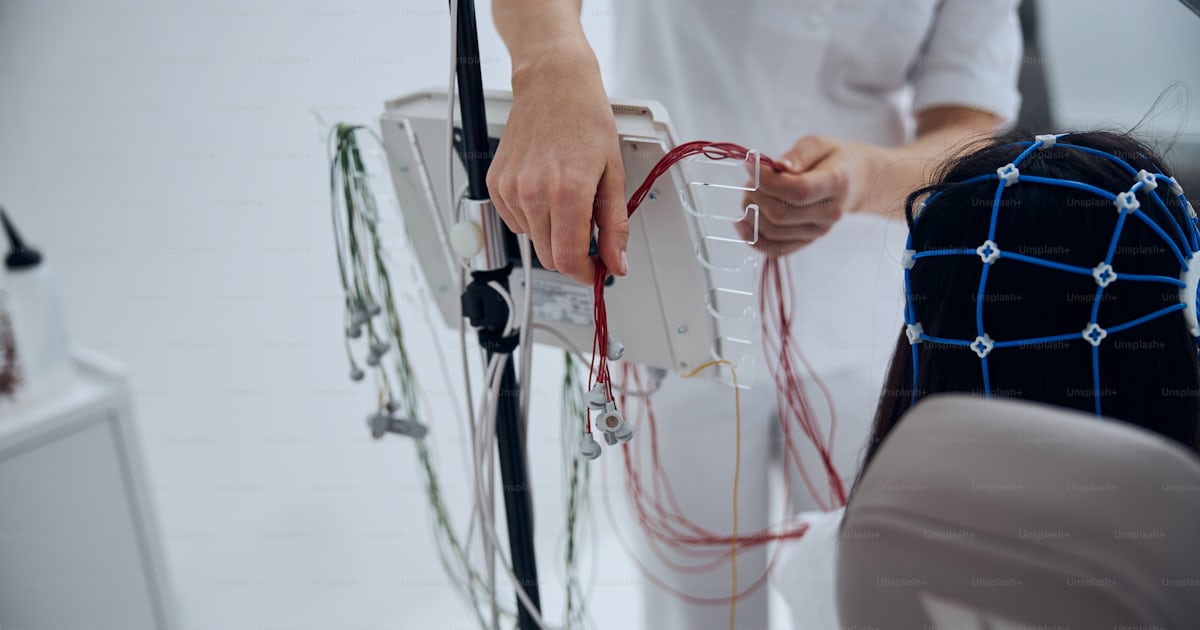 의료 검사를 위해 의자에 앉은 검은 머리 여성을 준비하는 자격을 갖춘 기술자의 자른 사진 사진 Unsplash의 기술자 이미지