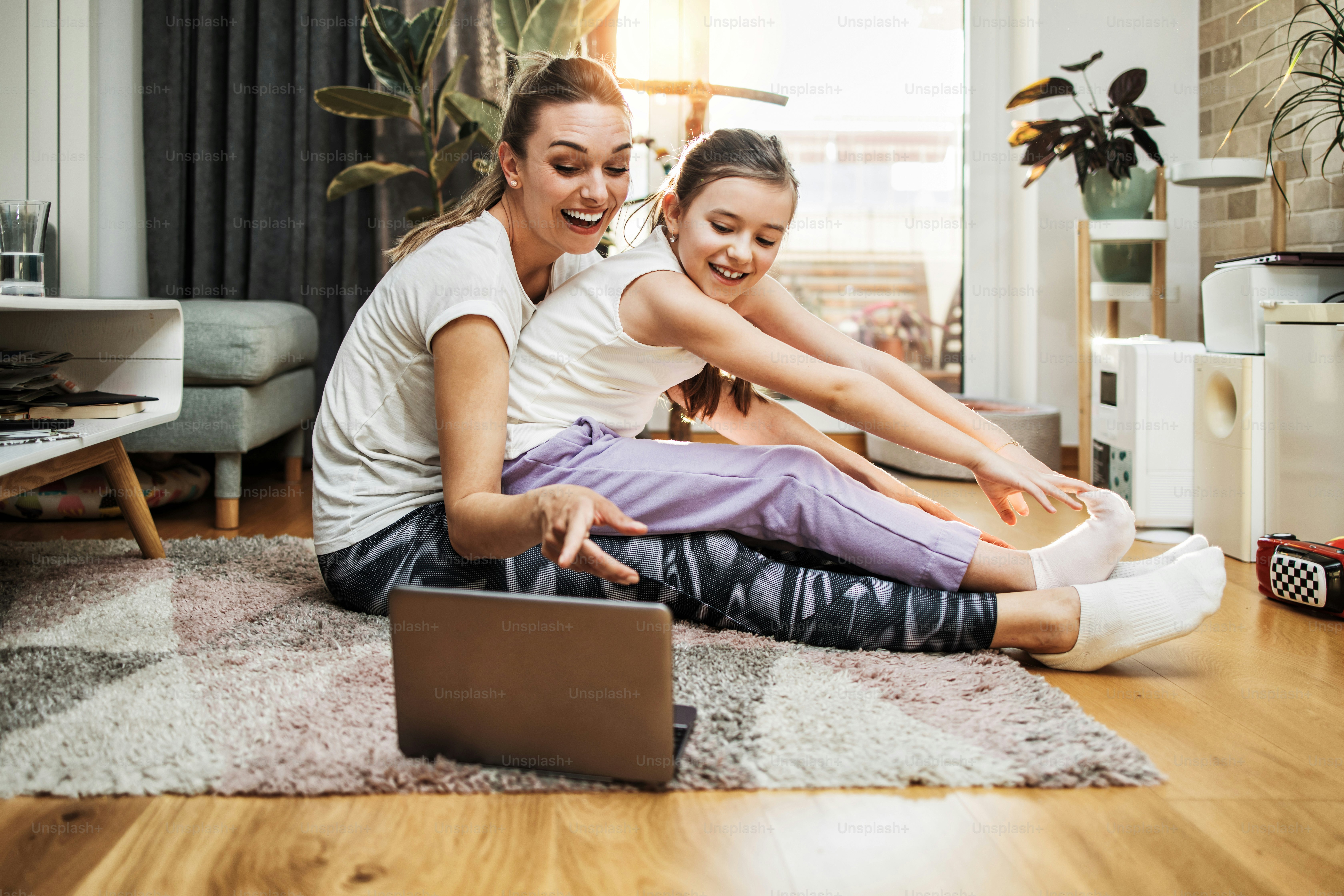 Foto Hermosa madre joven practicando fitness, ejercicio y yoga junto con su adorable hijo ...
